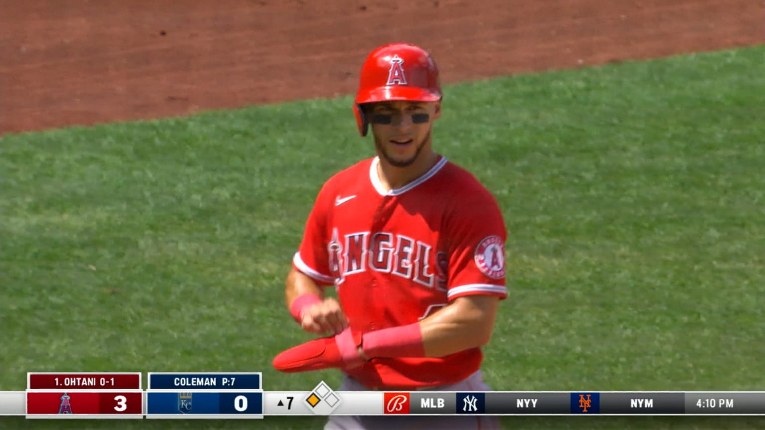 Velazquez hits infield single, goes to third on error | 07/27/2022 ...