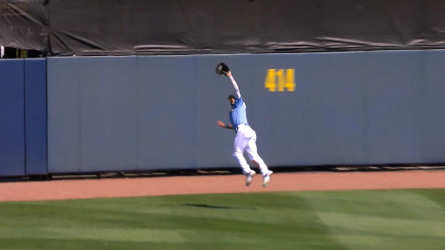 Kiermaier's acrobatic catch | 03/22/2019 | Philadelphia Phillies