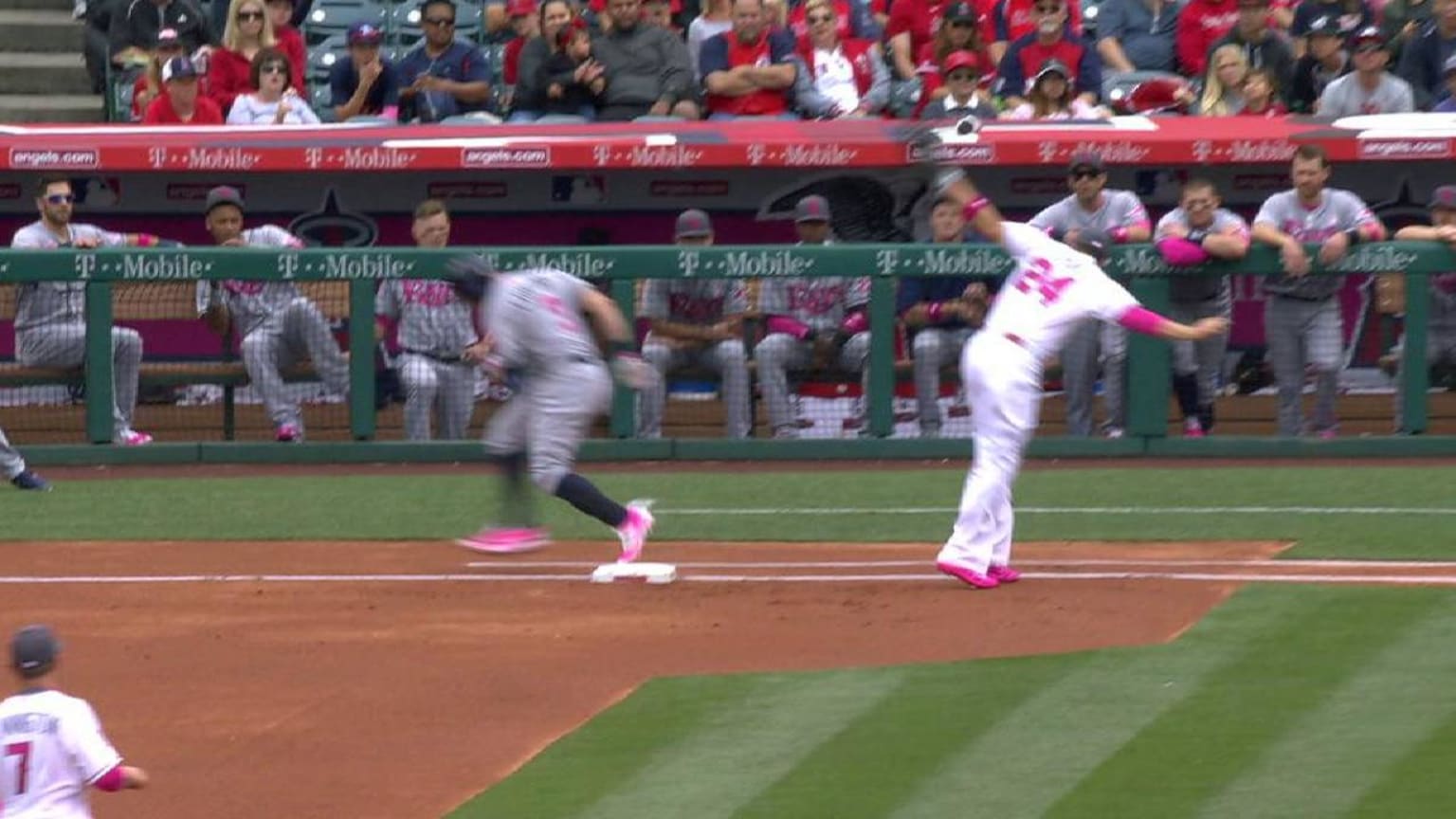 Evan Longoria reaches on a throwing error by third baseman Yunel ...