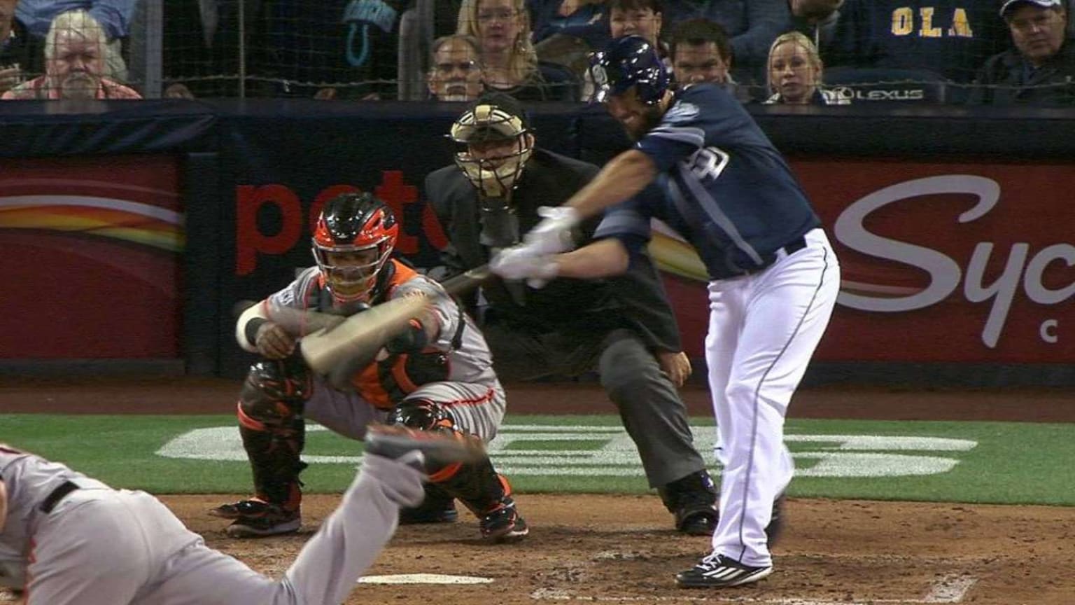 Shields' first hit as a Padre | 12/04/2015 | Los Cubs de Chicago