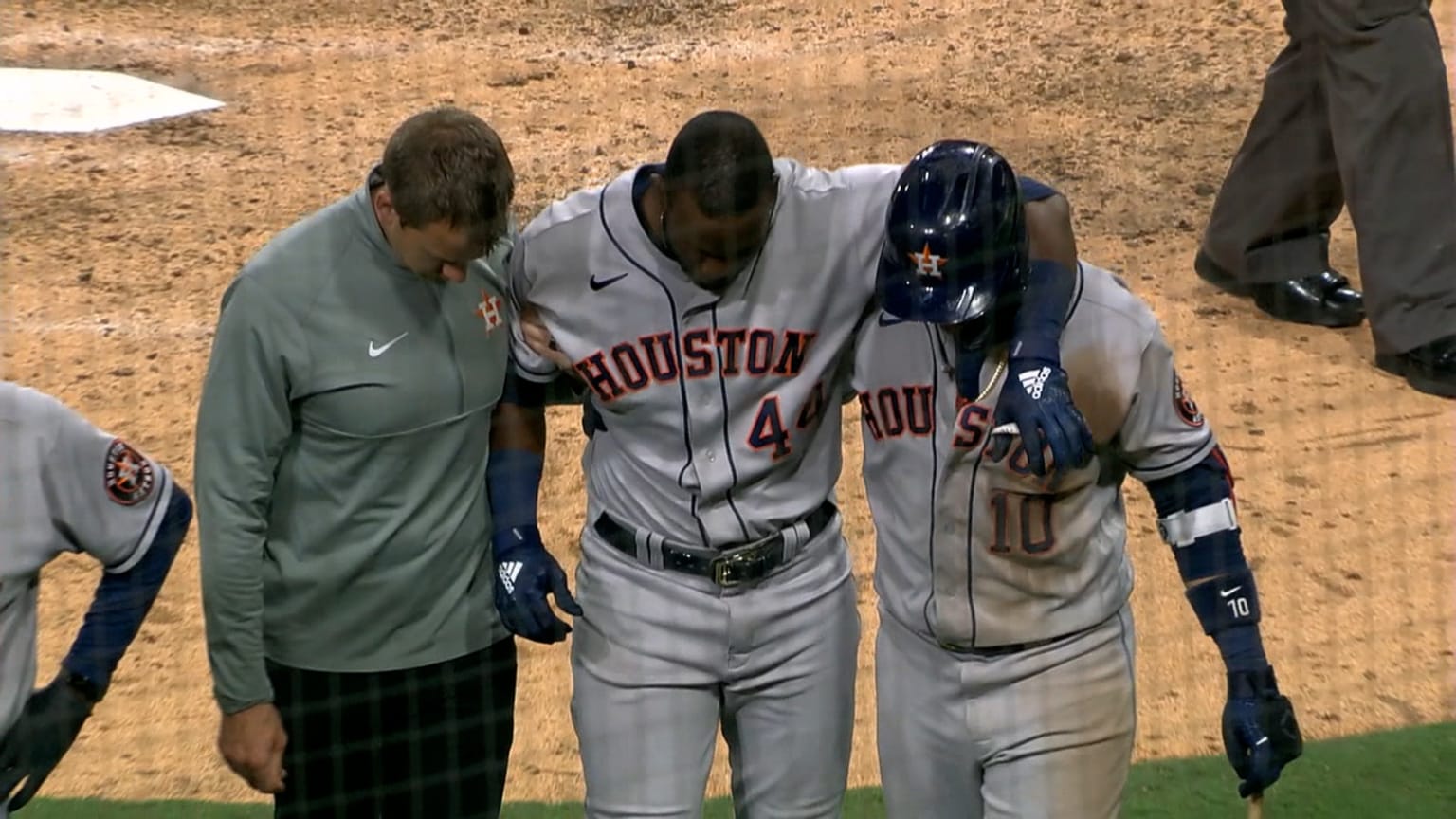 Yordan Alvarez fouls a ball off his leg, leaves game | 09/04/2021 | MLB.com