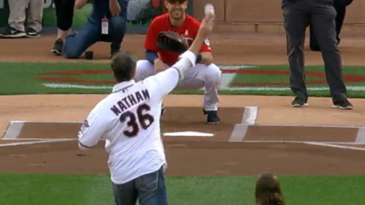 Nathan's first pitch | 09/01/2017 | New York Mets