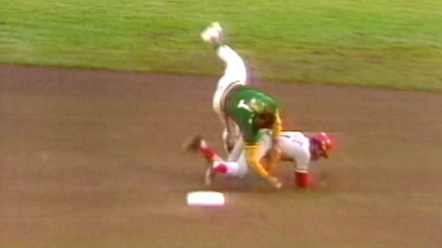 1972 WS Gm4: McRae takes out Green at second | 10/19/1972 | MLB.com