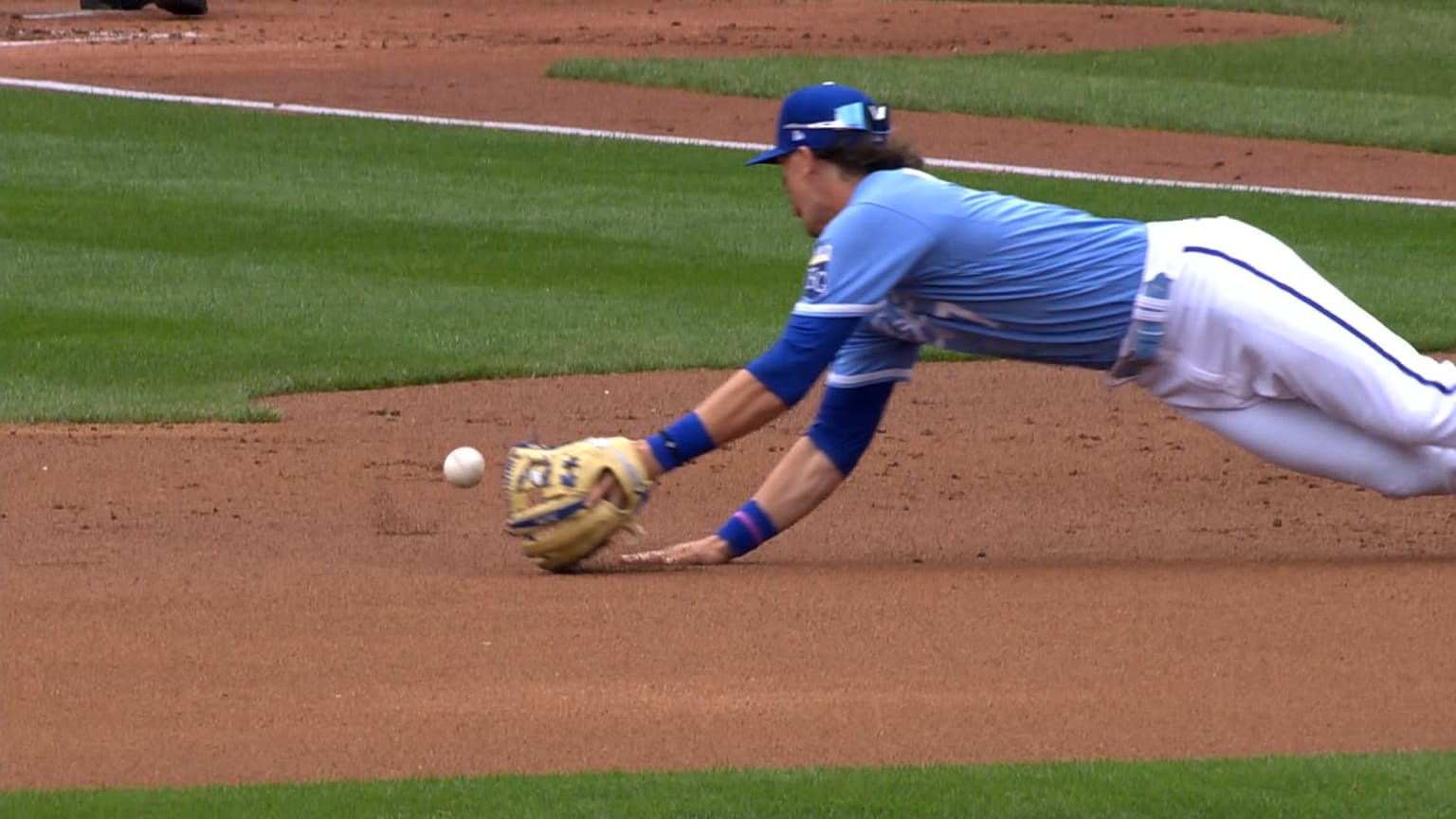 Bobby Witt Jr. makes a diving play to end the inning | 04/11/2022 ...