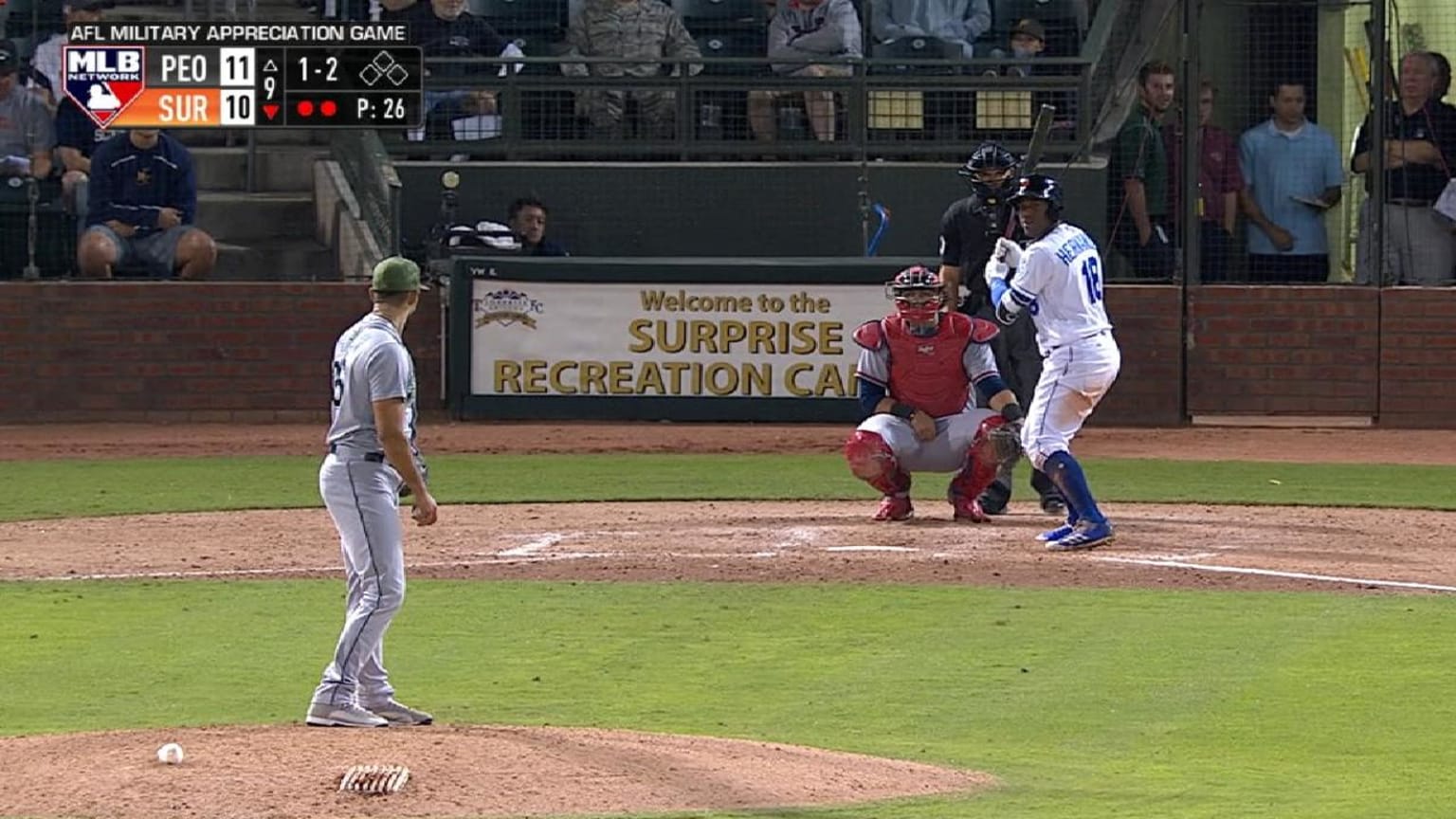 PEO@SUR: Warren fans Hernandez to close out the game | 11/12/2017 | MLB.com