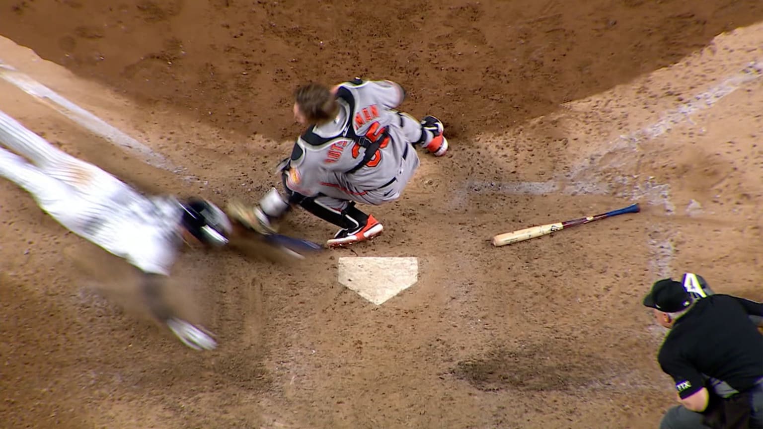 Jorge Mateo retira a Aaron Hicks tratando de anotar | 24/05/2022 | Los ...