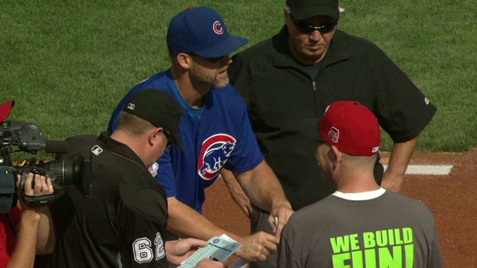 Ross brings out lineup card | 10/02/2016 | MLB.com