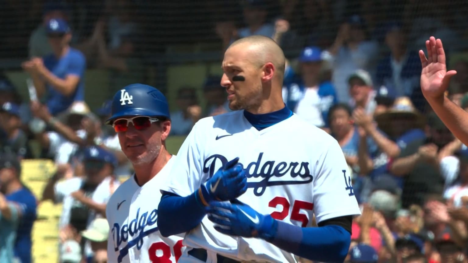 Trayce Thompson serves an RBI single to center field | 07/24/2022 | Los ...