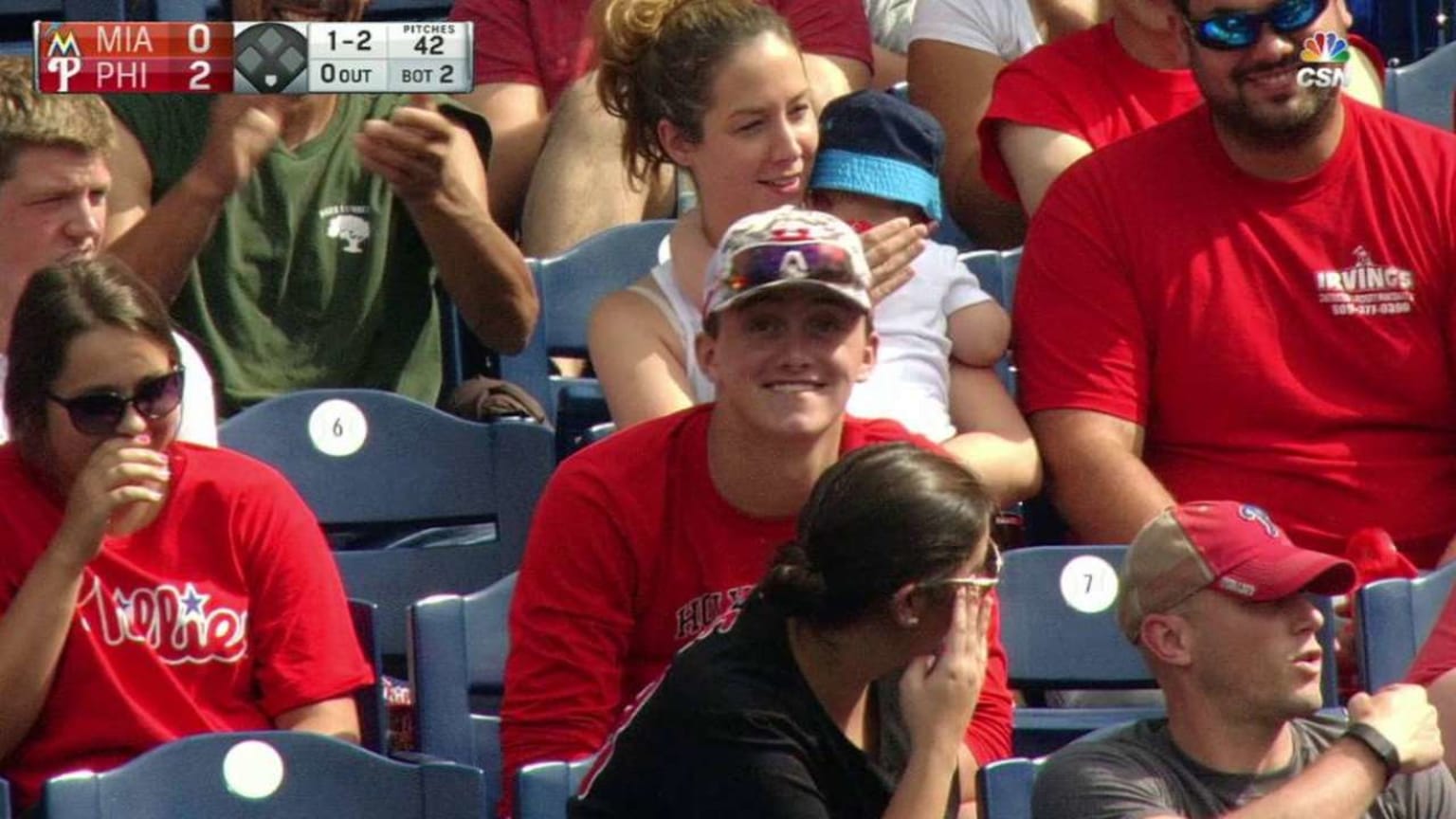 MIA@PHI: Fan makes great one-handed grab | 09/18/2016 | Philadelphia ...