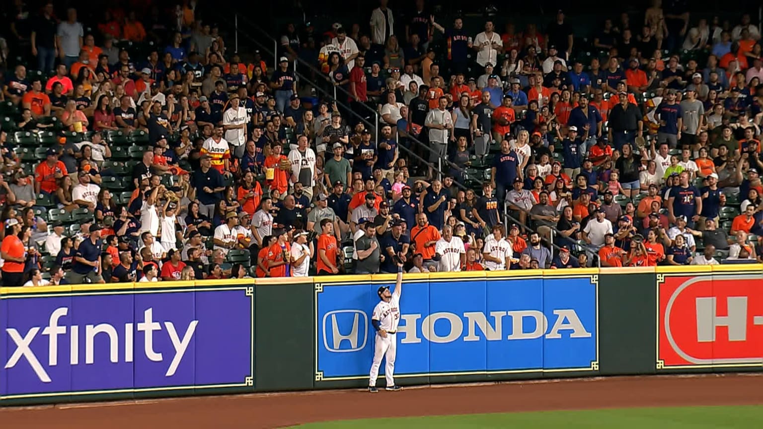 Kyle Tucker snatches a flyout at the warning track | 07/28/2022 ...