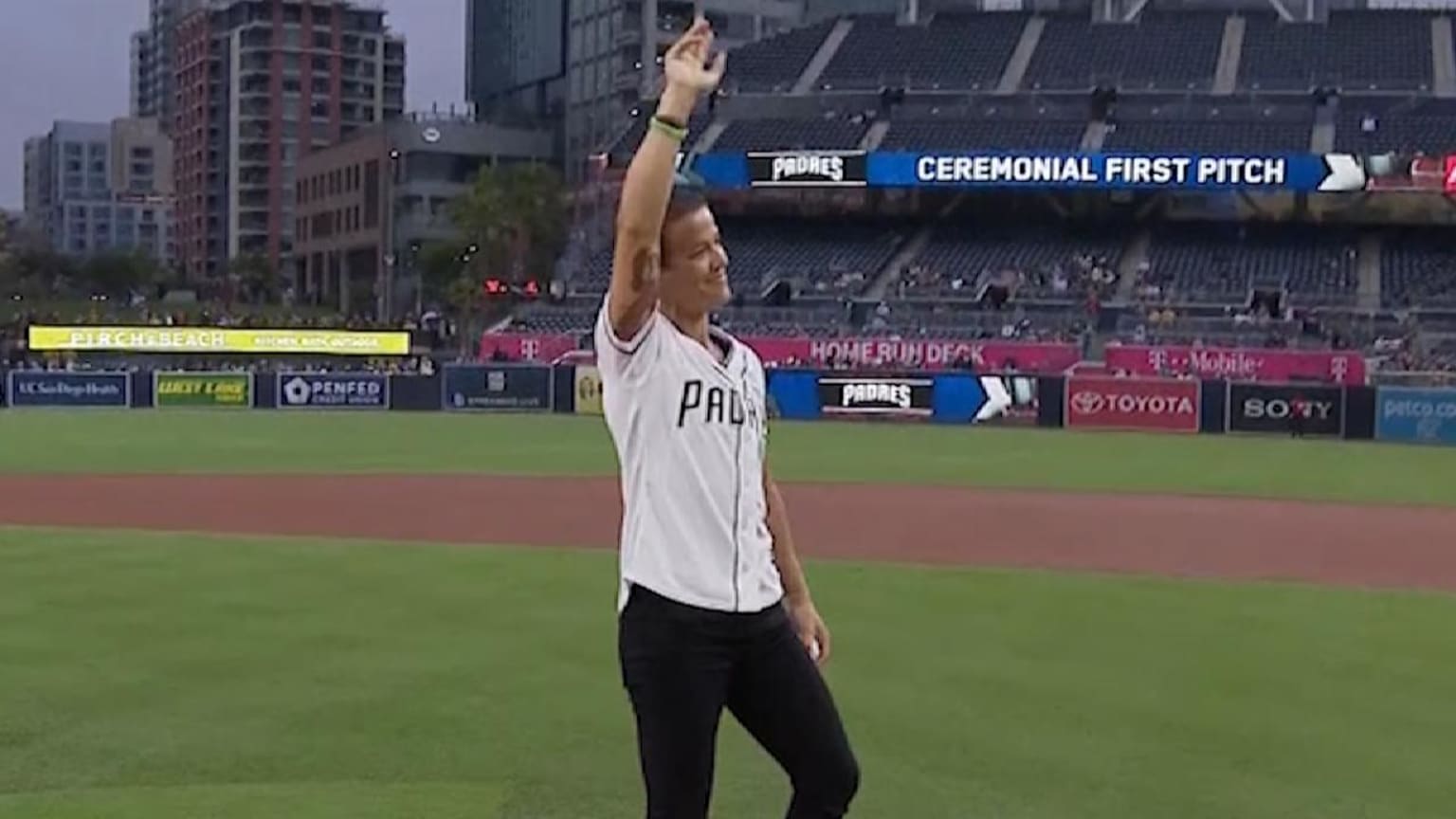 5/29/18 First Pitch: Selena Laniel | 29/05/2018 | Lasmayores.com