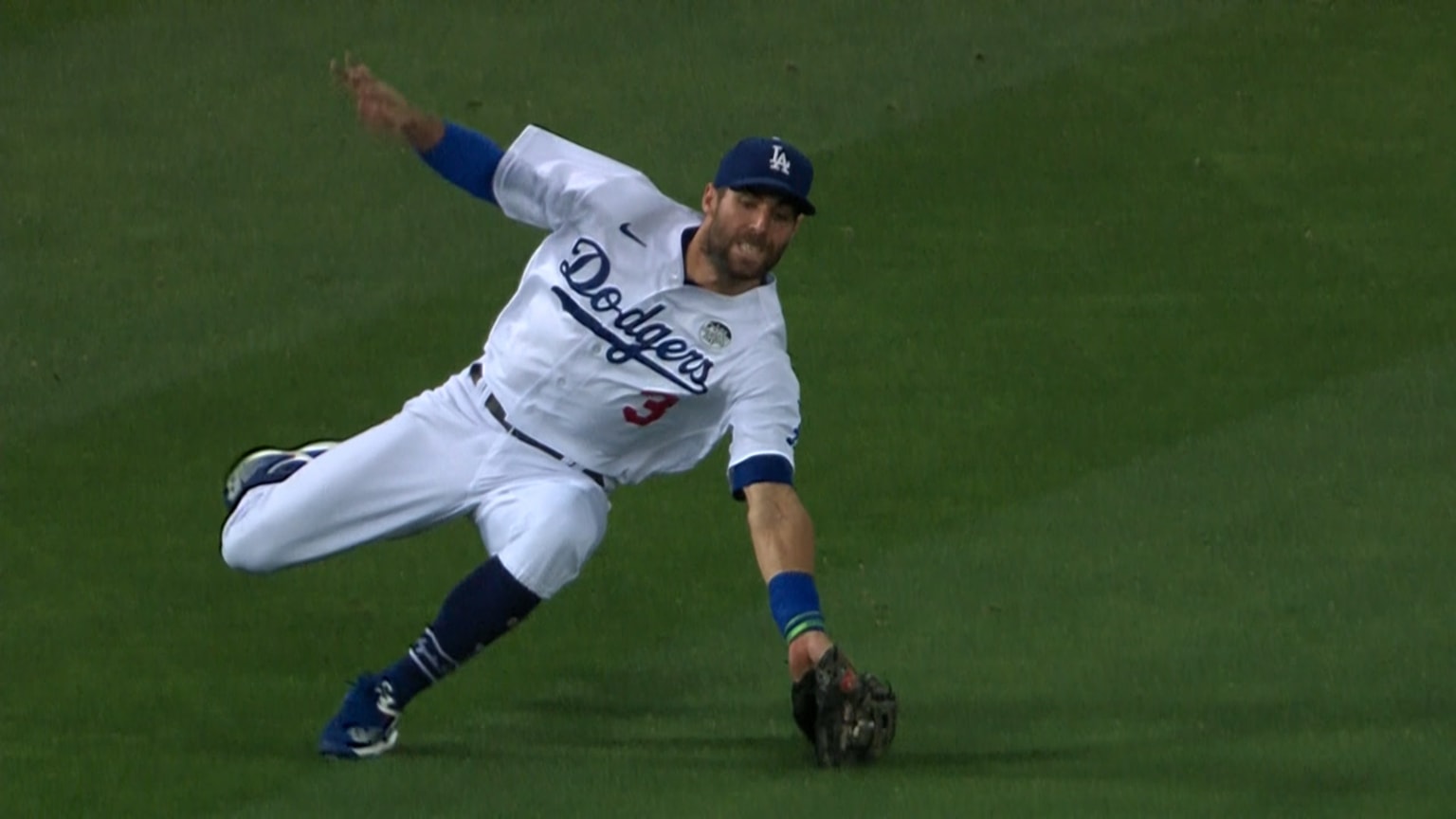 Chris Taylor slides to make an excellent catch | 06/02/2022 | MLB.com