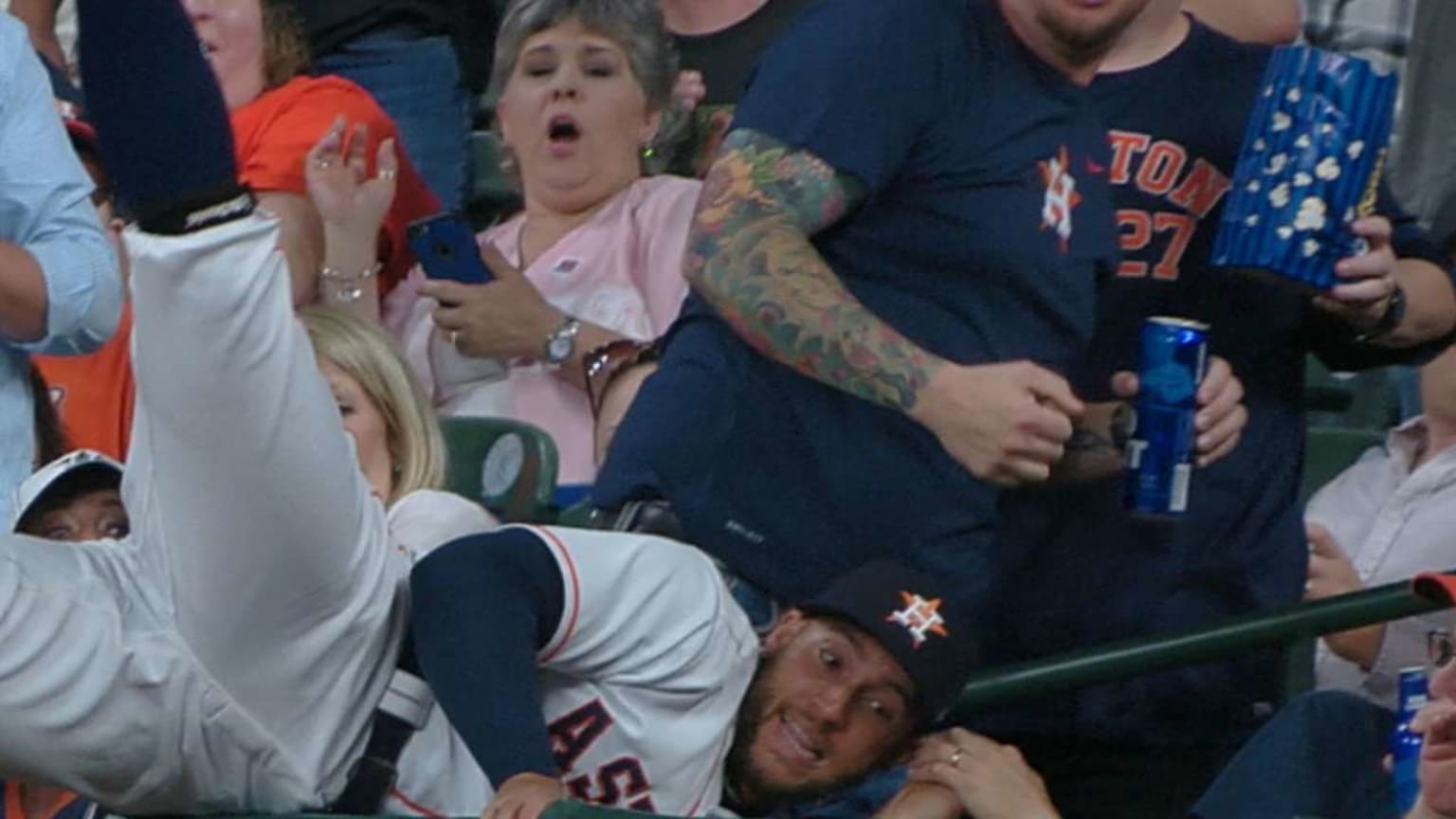 Springer falls in stands on grab | 04/06/2017 | MLB.com