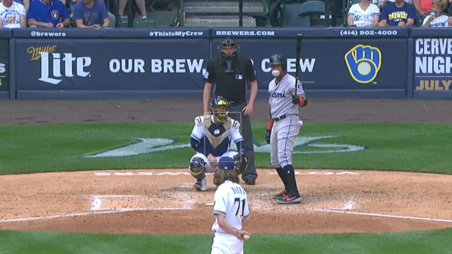 MIA@MIL: Castro blows a bubble that bursts on nose | 06/06/2019 ...