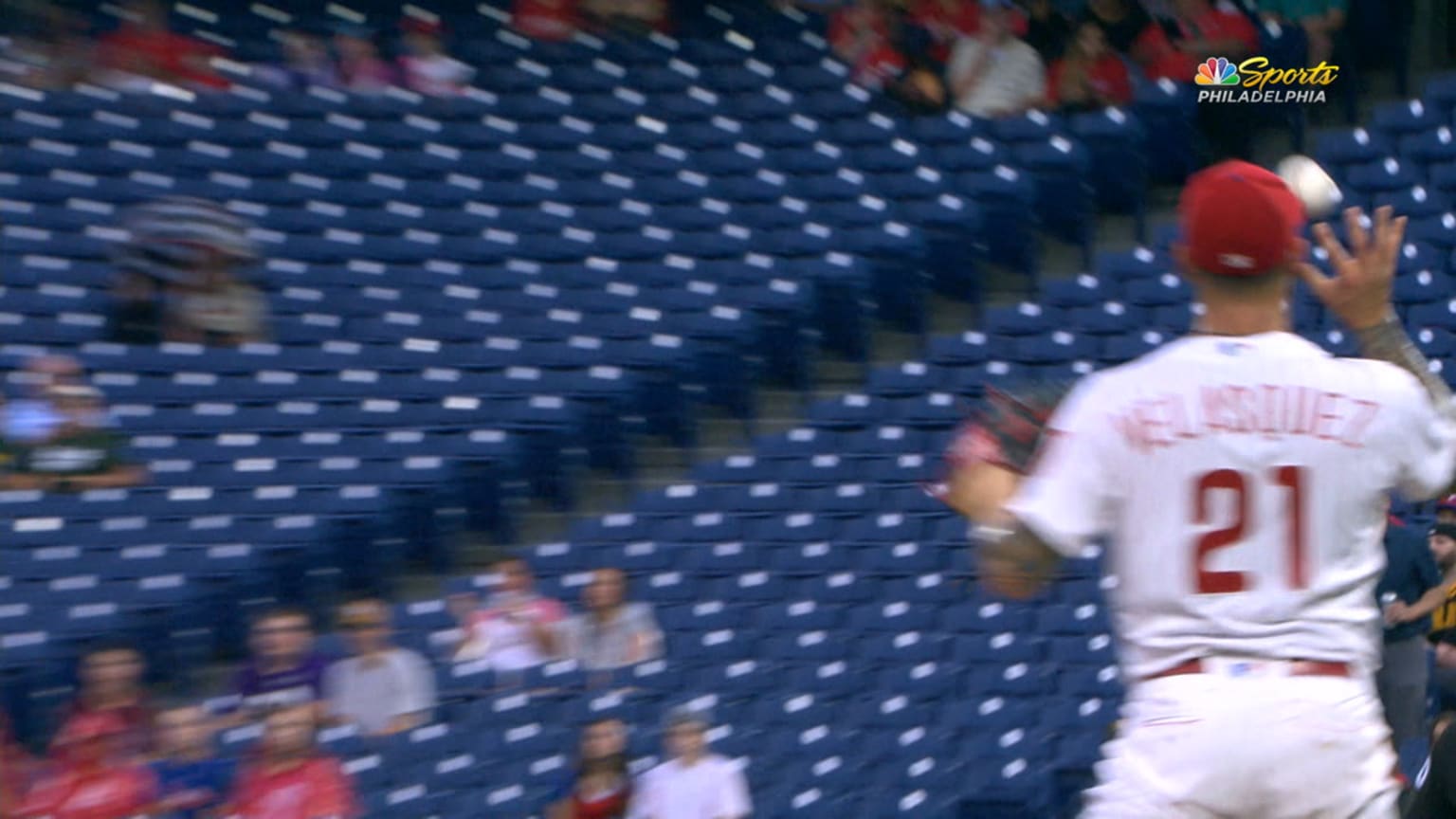 PIT@PHI: Velasquez reacts quickly to make the catch | 08/28/2019 | MLB.com