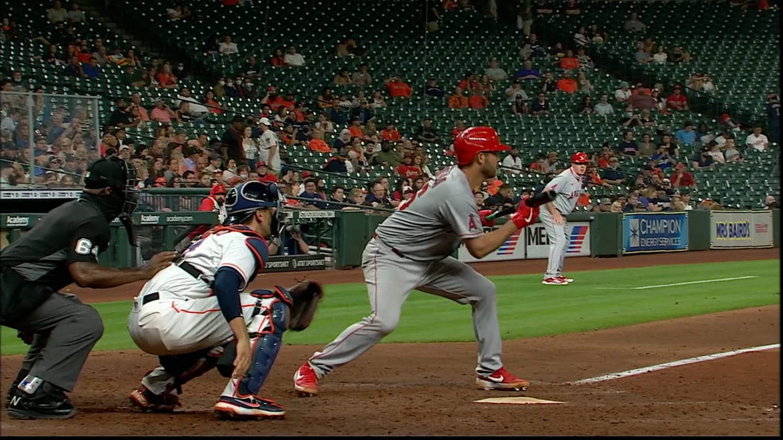 Drew Butera bloops a sacrifice bunt to score Ward | 05/10/2021 | Los ...