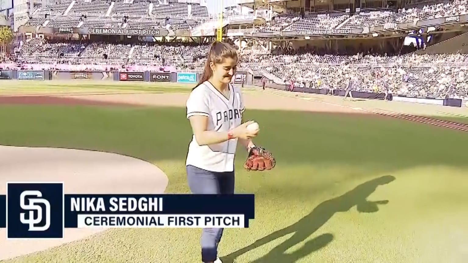 4/20/19 Ceremonial Pitch: Sedghi's first pitch | 20/04/2019 | Lasmayores.com