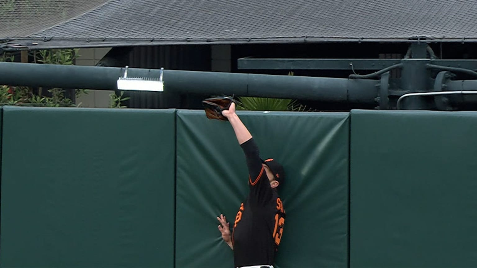 Austin Slater makes a sensational leaping catch | 04/24/2021 | San ...
