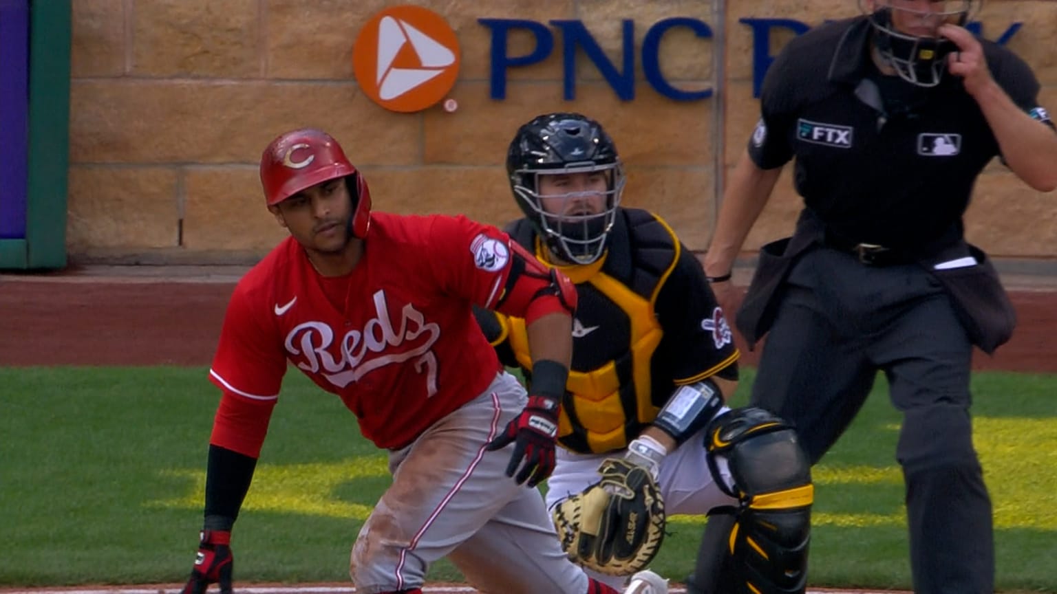 Donovan Solano hits a RBI single into left field | 08/21/2022 ...