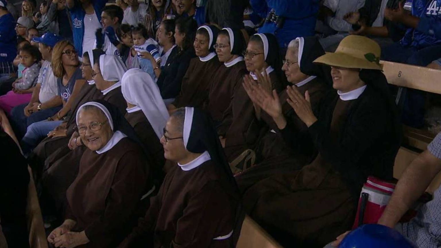 SD@LAD: Nuns attend the Dodgers game | 09/02/2016 | MLB.com