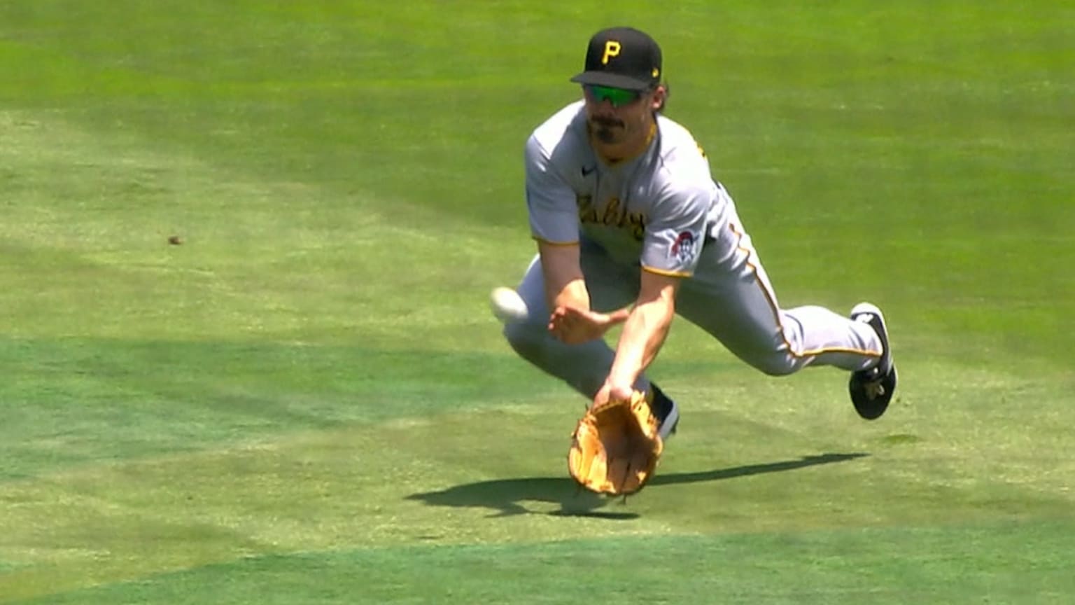 Bryan Reynolds le roba un imparable a Freddie Freeman | 23/05/2021 ...