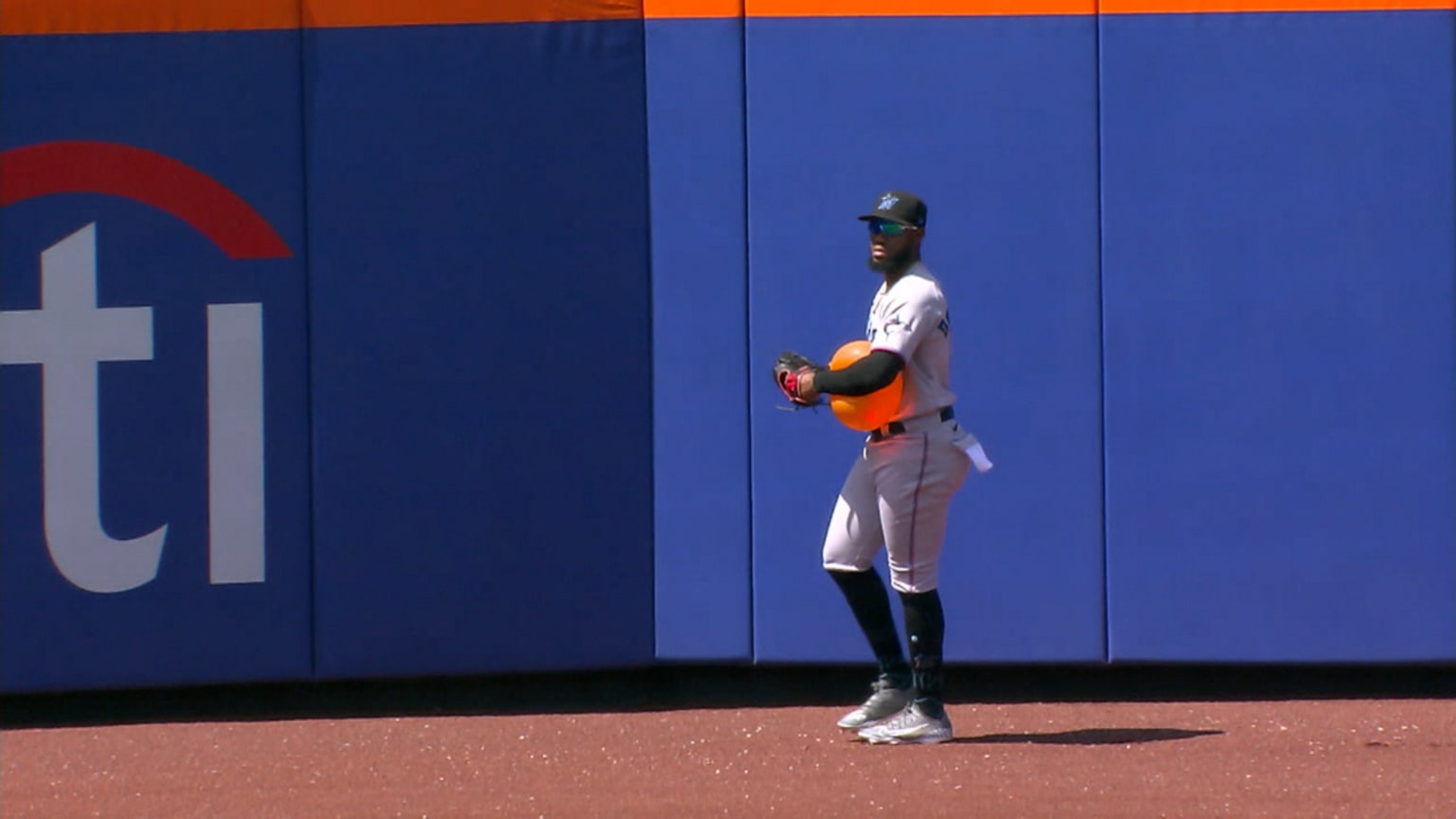 Stray balloons keep making their way onto the field | 06/20/2022 | New ...
