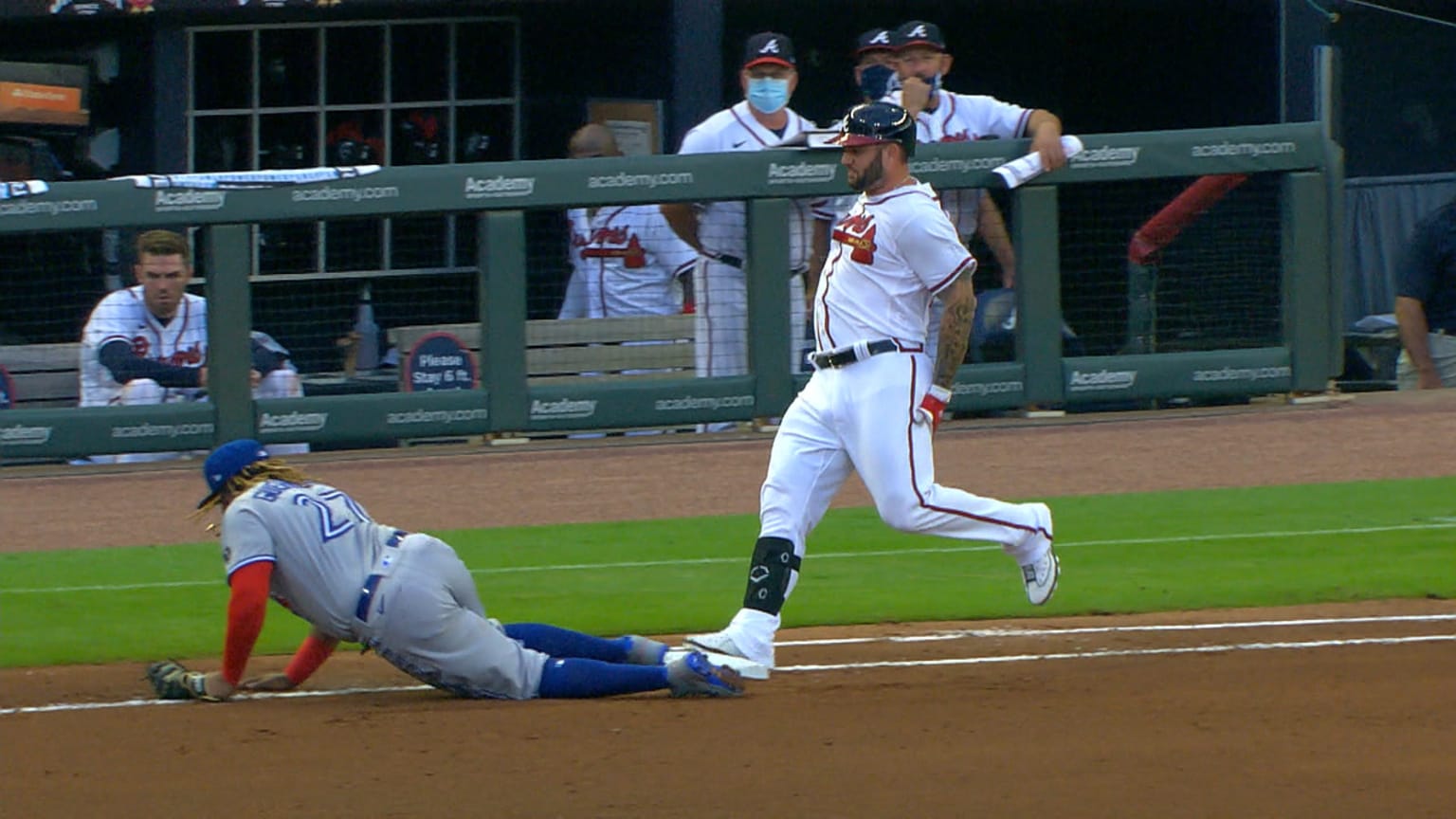 Matt Adams leaves the game due to a leg injury | 08/04/2020 | Atlanta ...