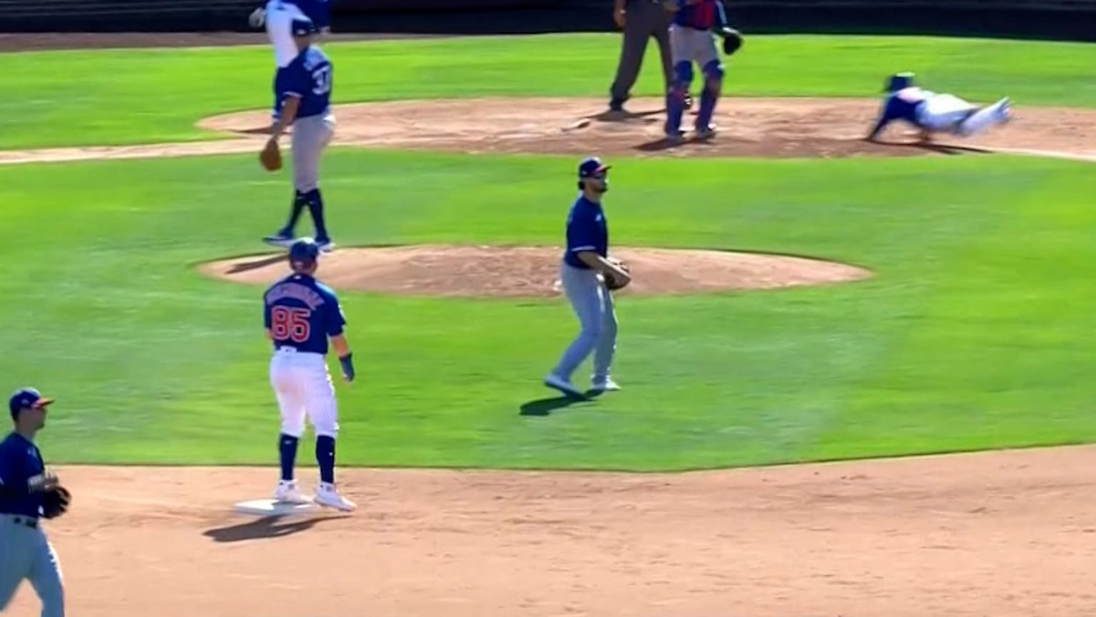 Alfonso Rivas steals home in the 5th inning | 03/08/2021 | MLB.com