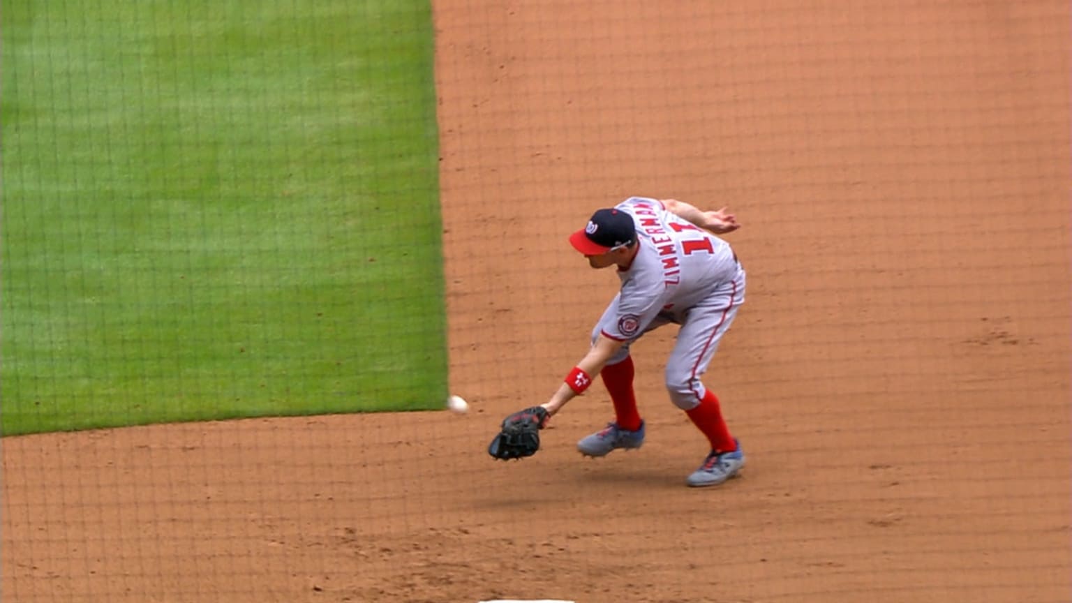 Ryan Zimmerman snags it out of the air at first base | 06/03/2021 ...