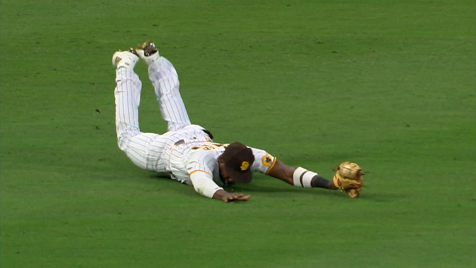 Jurickson Profar's diving catch | 08/01/2022 | San Diego Padres
