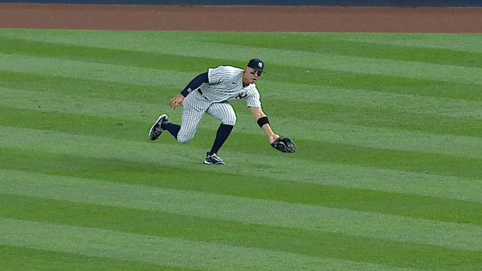 Aaron Judge bolts, comes up with shoestring catch | 08/02/2020 | MLB.com