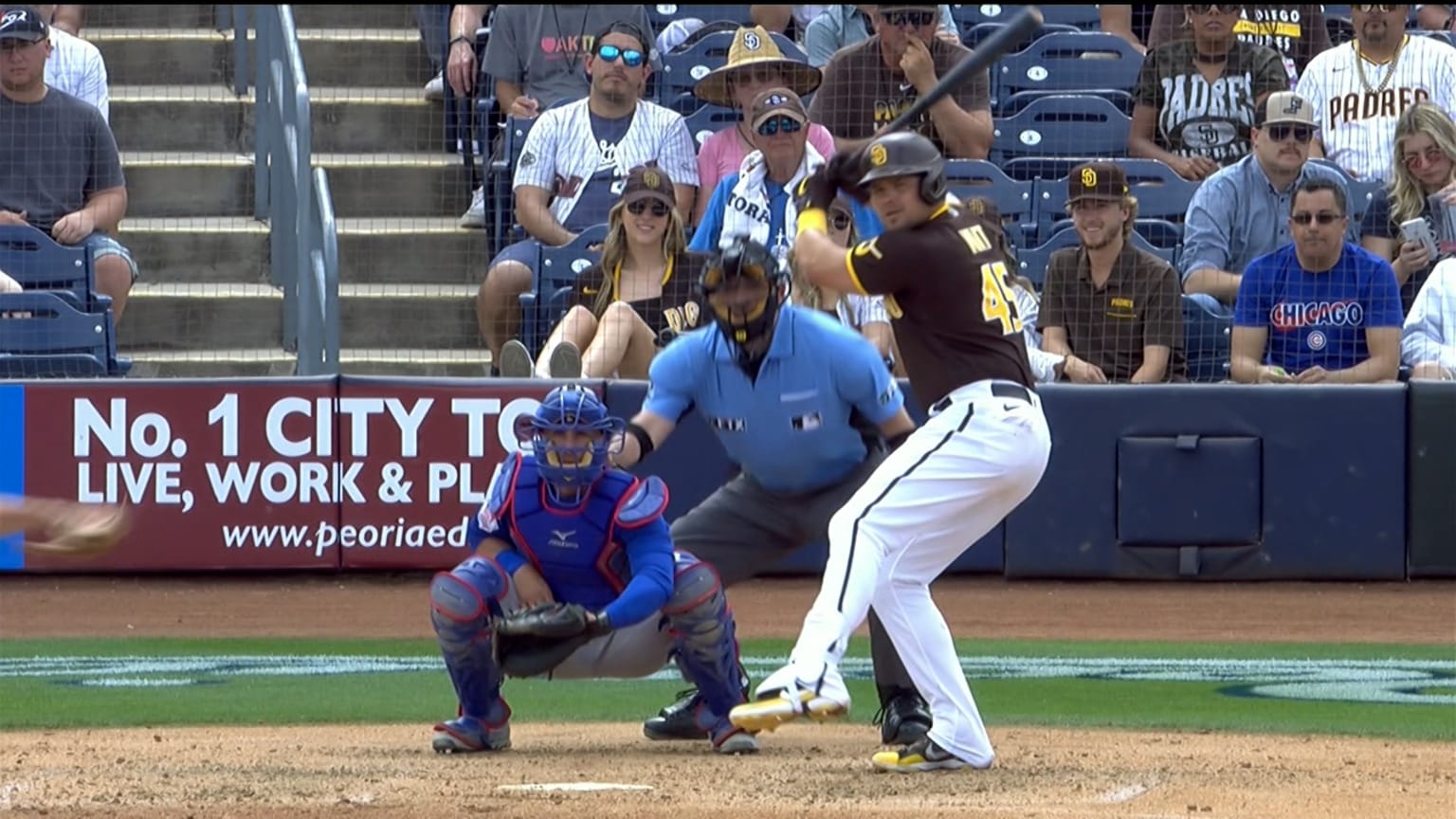 Luke Voit crushes a homer to left field | 03/26/2022 | San Diego Padres