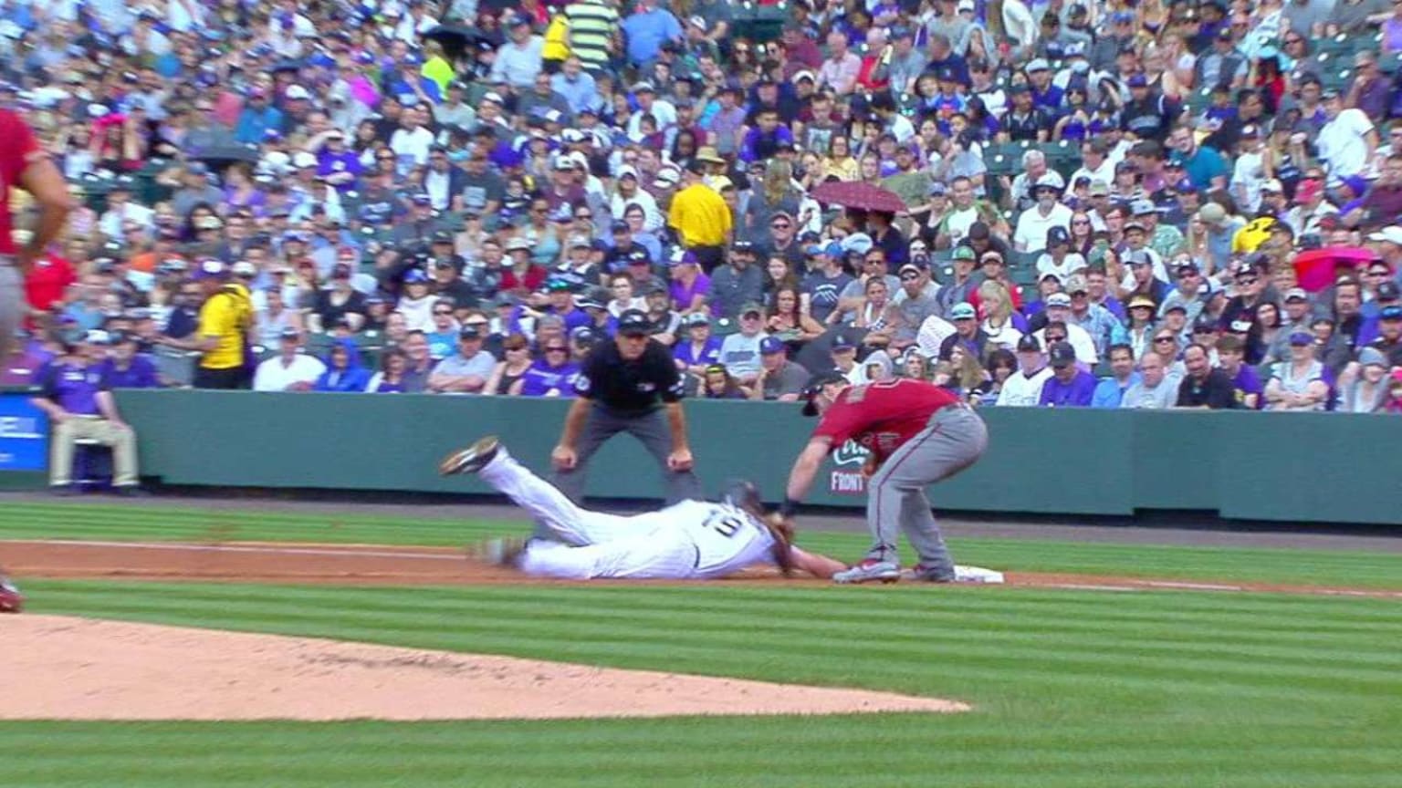 Walker picks off Blackmon | 05/07/2017 | MLB.com