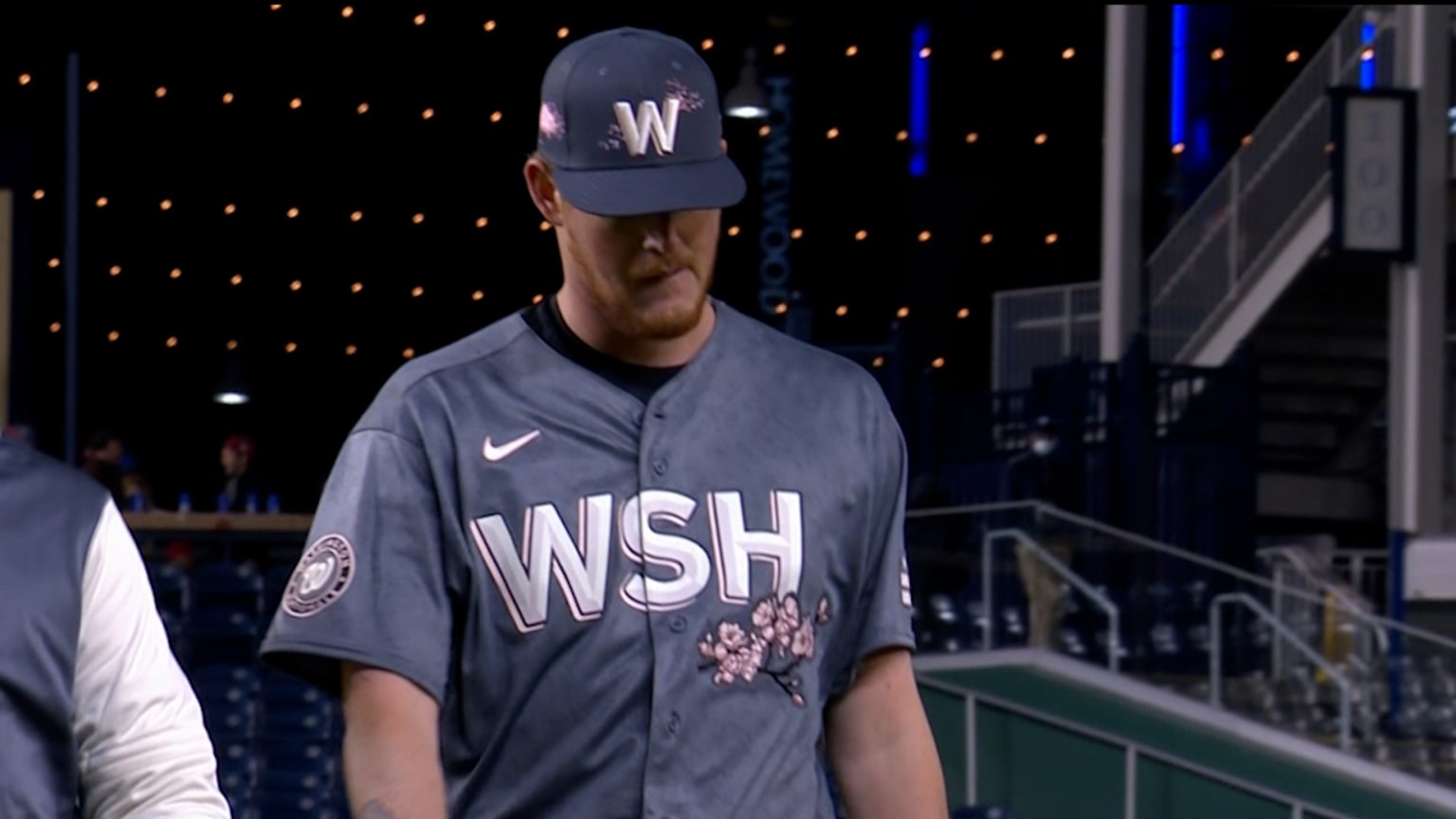 Mason Thompson injures himself throwing a pitch | 04/09/2022 ...