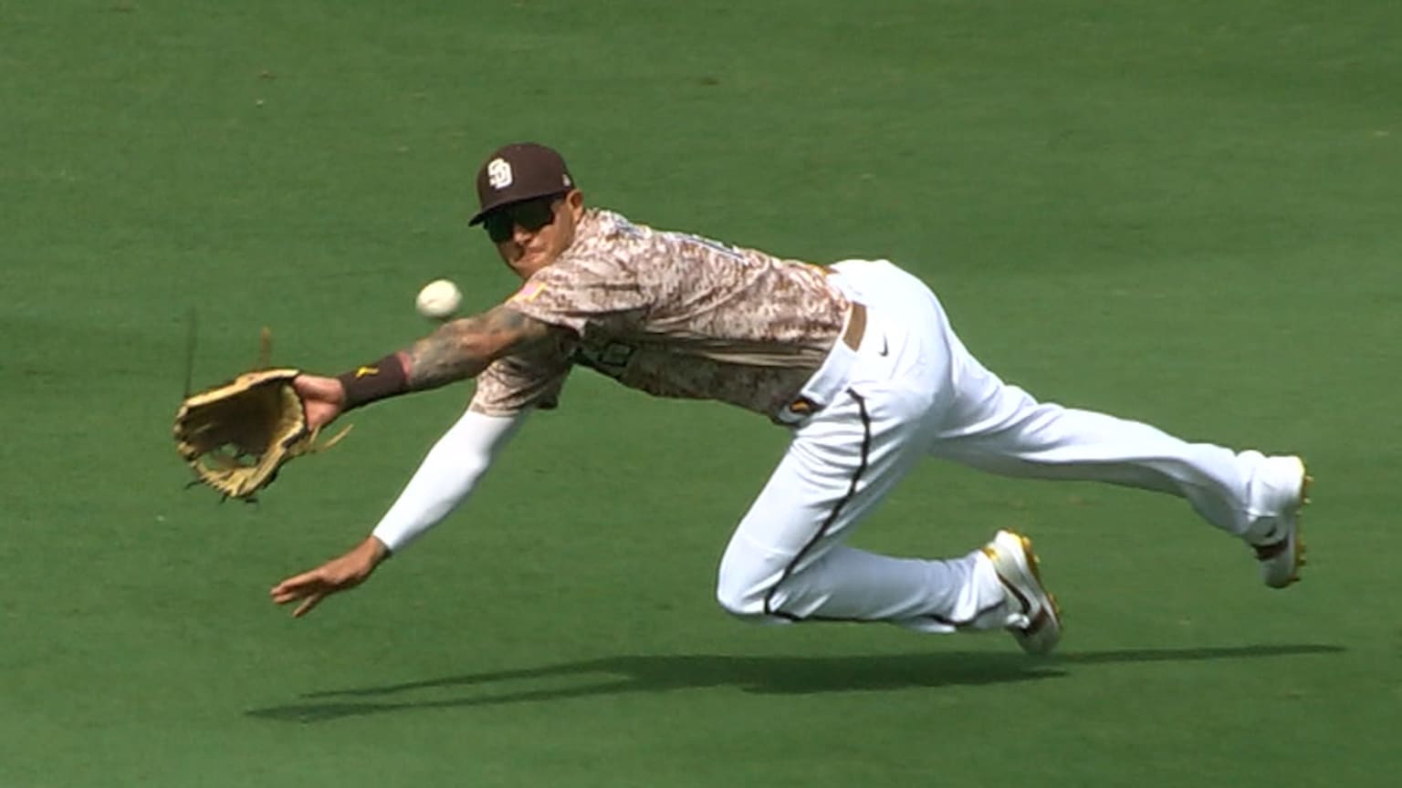 Manny Machado makes a nice diving catch in the shift | 08/22/2021 | San ...