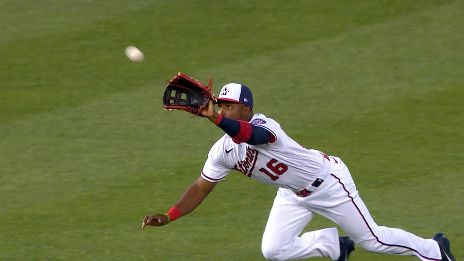 Victor Robles la atrapa deslizándose | 05/05/2021 | Los Mariners de Seattle