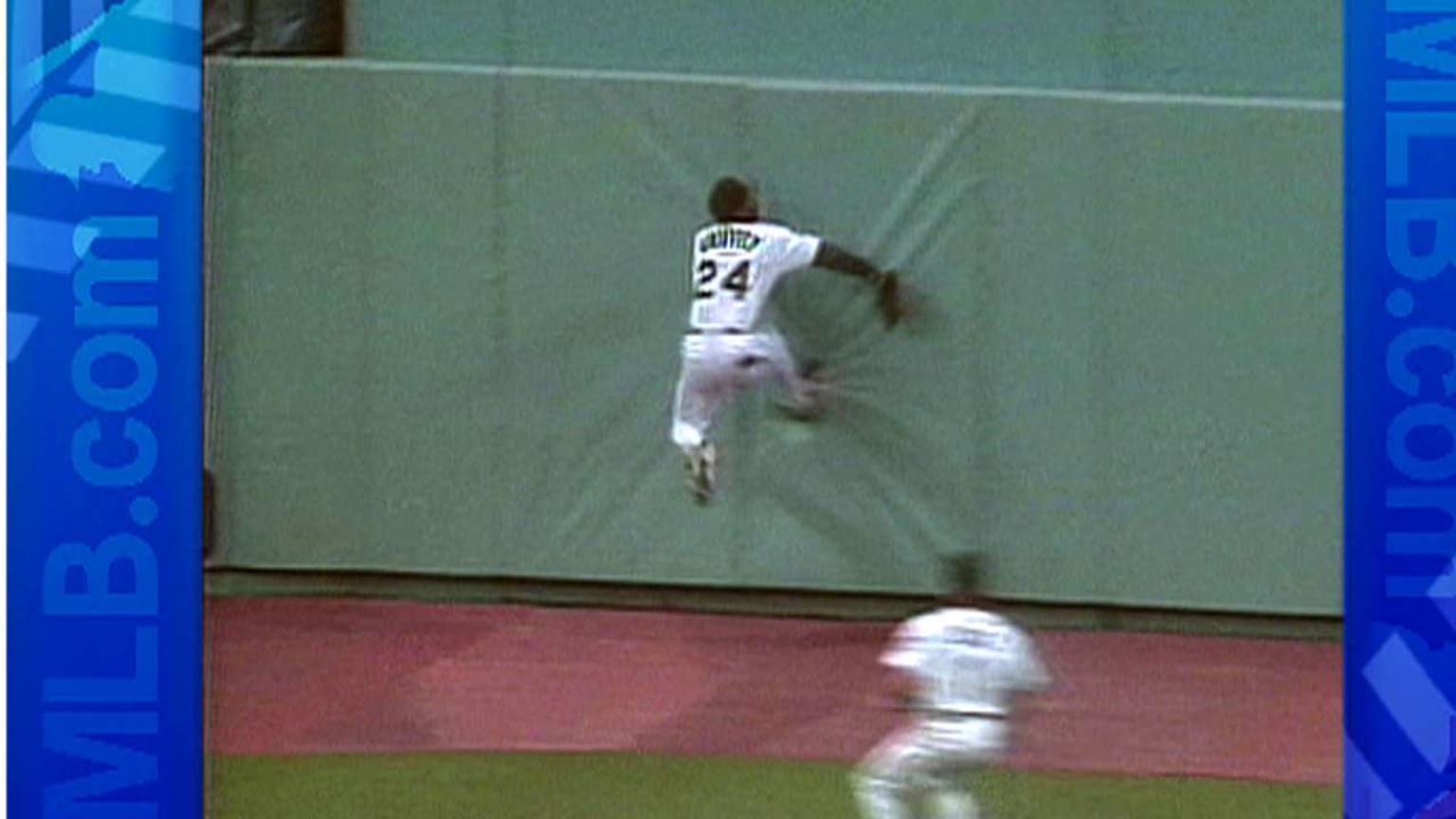 Griffey injures his wrist making an incredible catch | 05/26/2015 | MLB.com