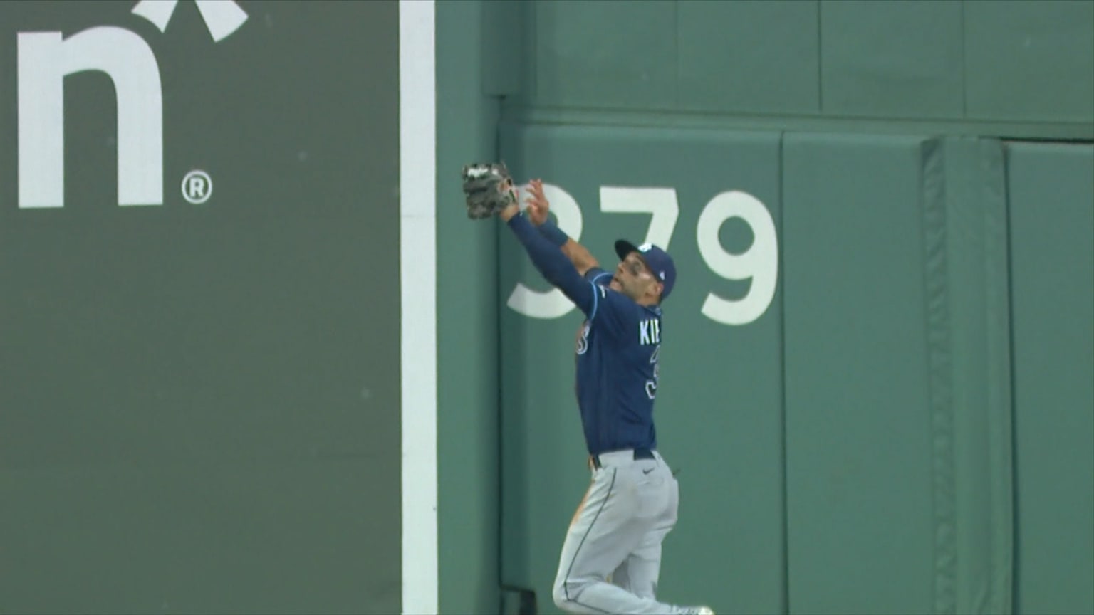 Kevin Kiermaier makes a leaping catch in center field | 08/10/2020 ...