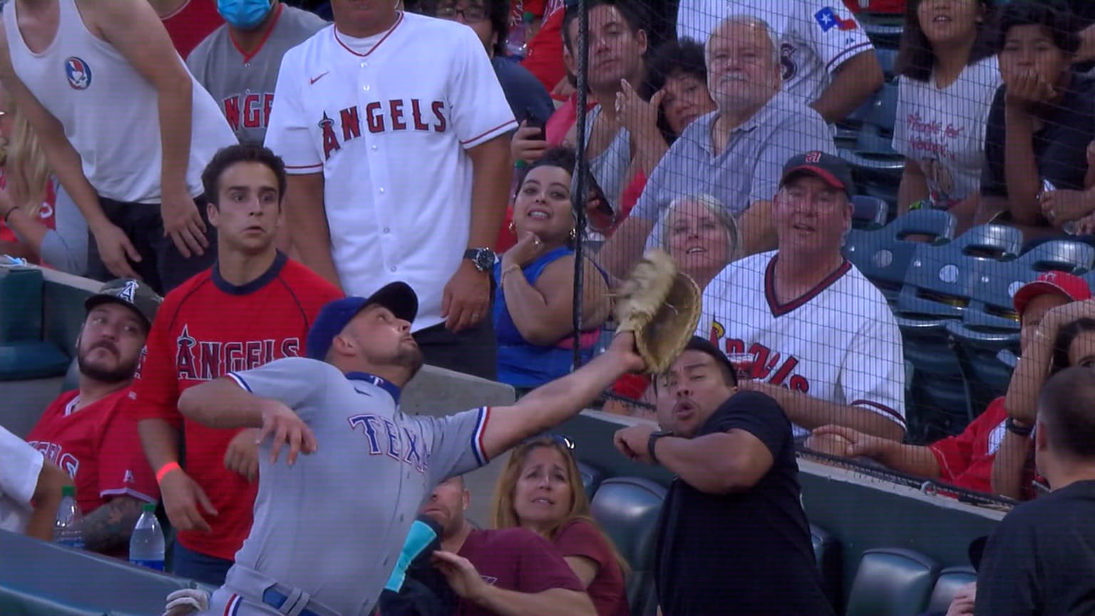 Lowe makes a nice over-the-railing catch in the 3rd | 09/06/2021 ...