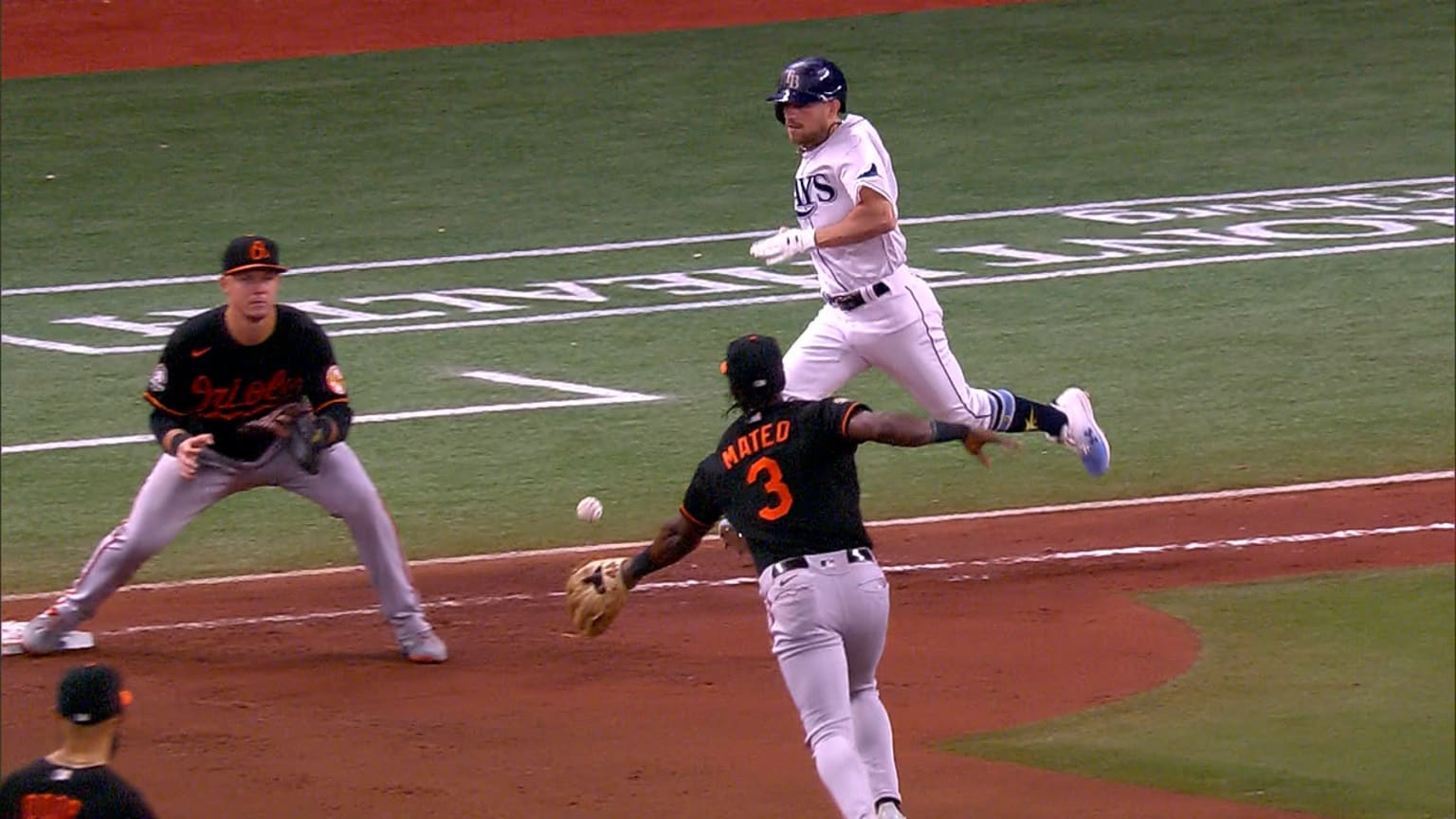Jorge Mateo nabs Brandon Lowe | 08/12/2022 | Tampa Bay Rays