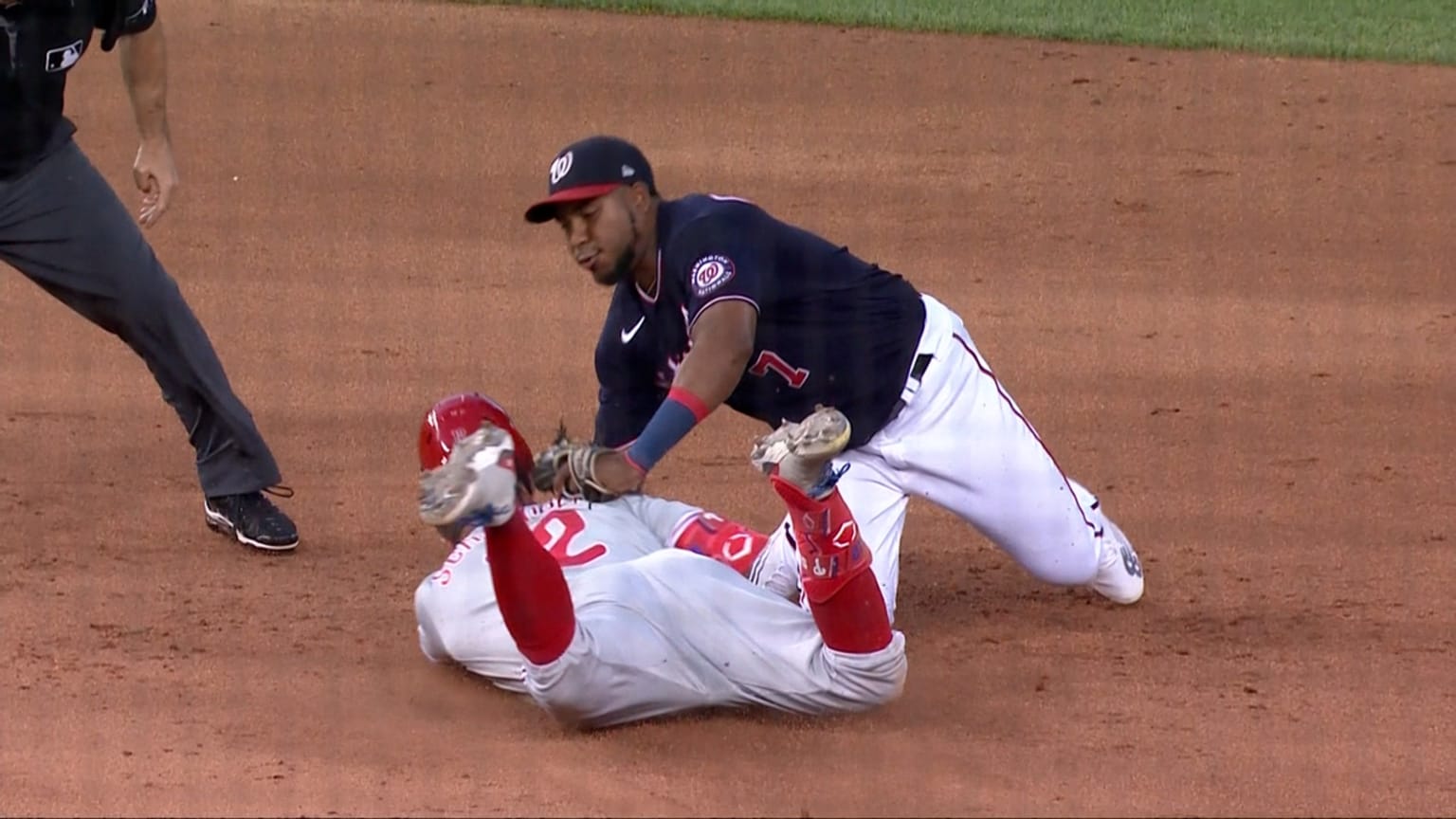 Soto nabs Schwarber at second in the 5th | 06/17/2022 | Cincinnati Reds