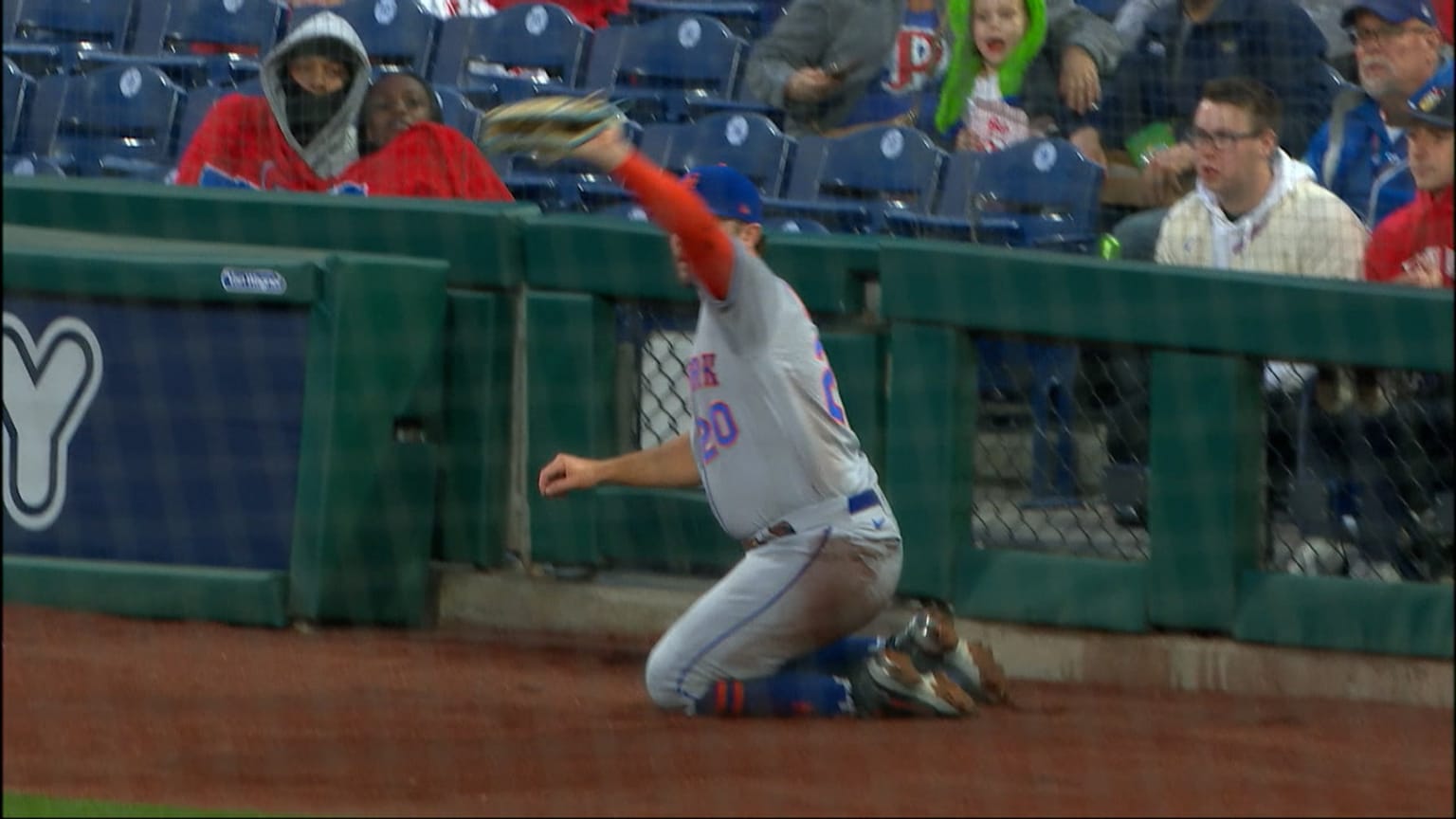 Pete Alonso makes a sliding catch in foul territory | 04/11/2022 | New ...