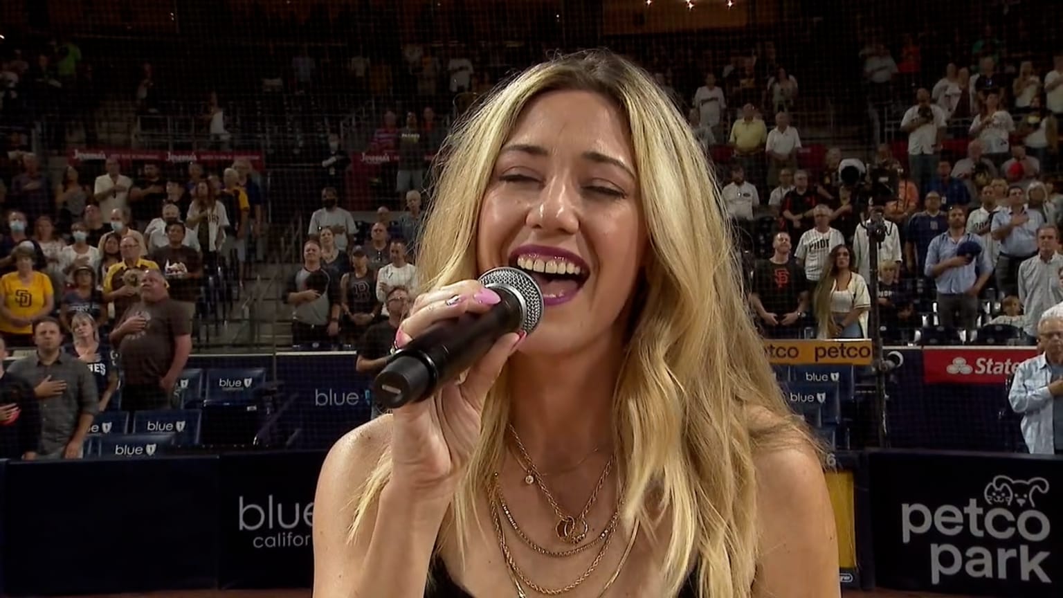 9/22/21: National anthem sung by Cassie B | 23/09/2021 | Los Padres de ...