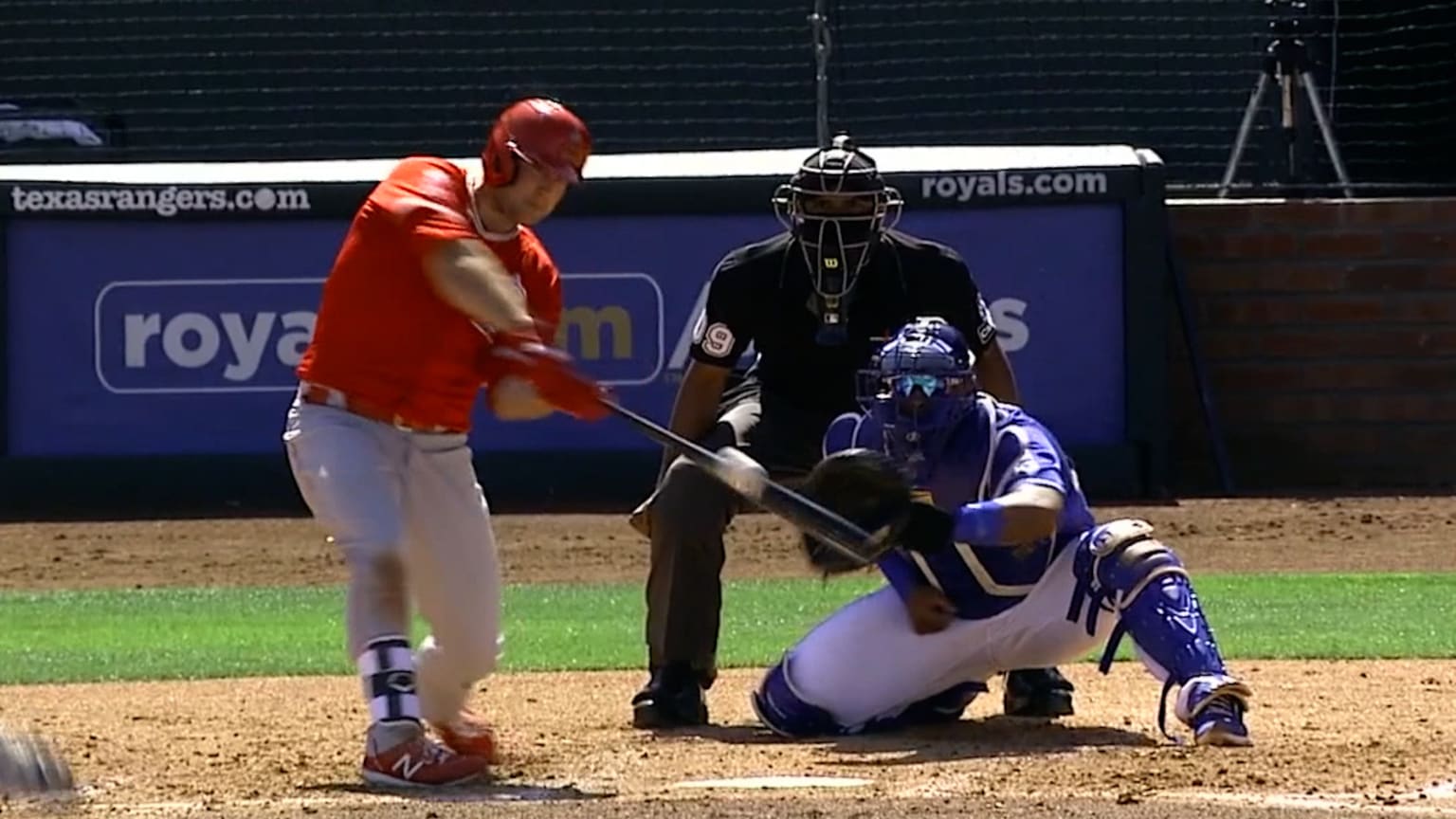 Scott Schebler smashes a three-run homer in the 4th | 03/19/2021 | MLB.com