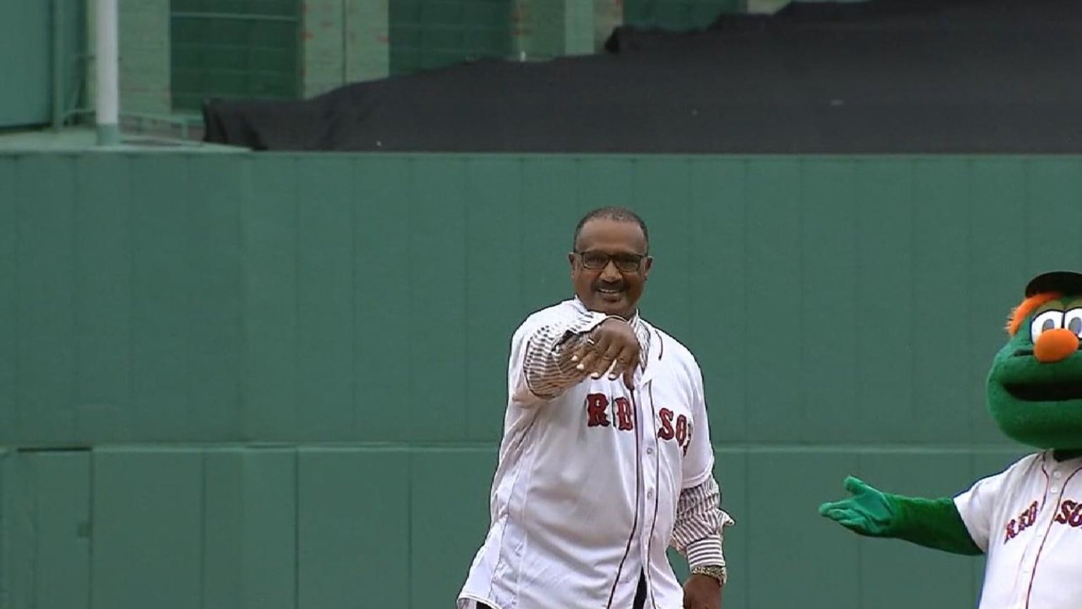 HOU@BOS Gm4: Jim Rice tosses first pitch at Fenway | 10/09/2017 | MLB.com