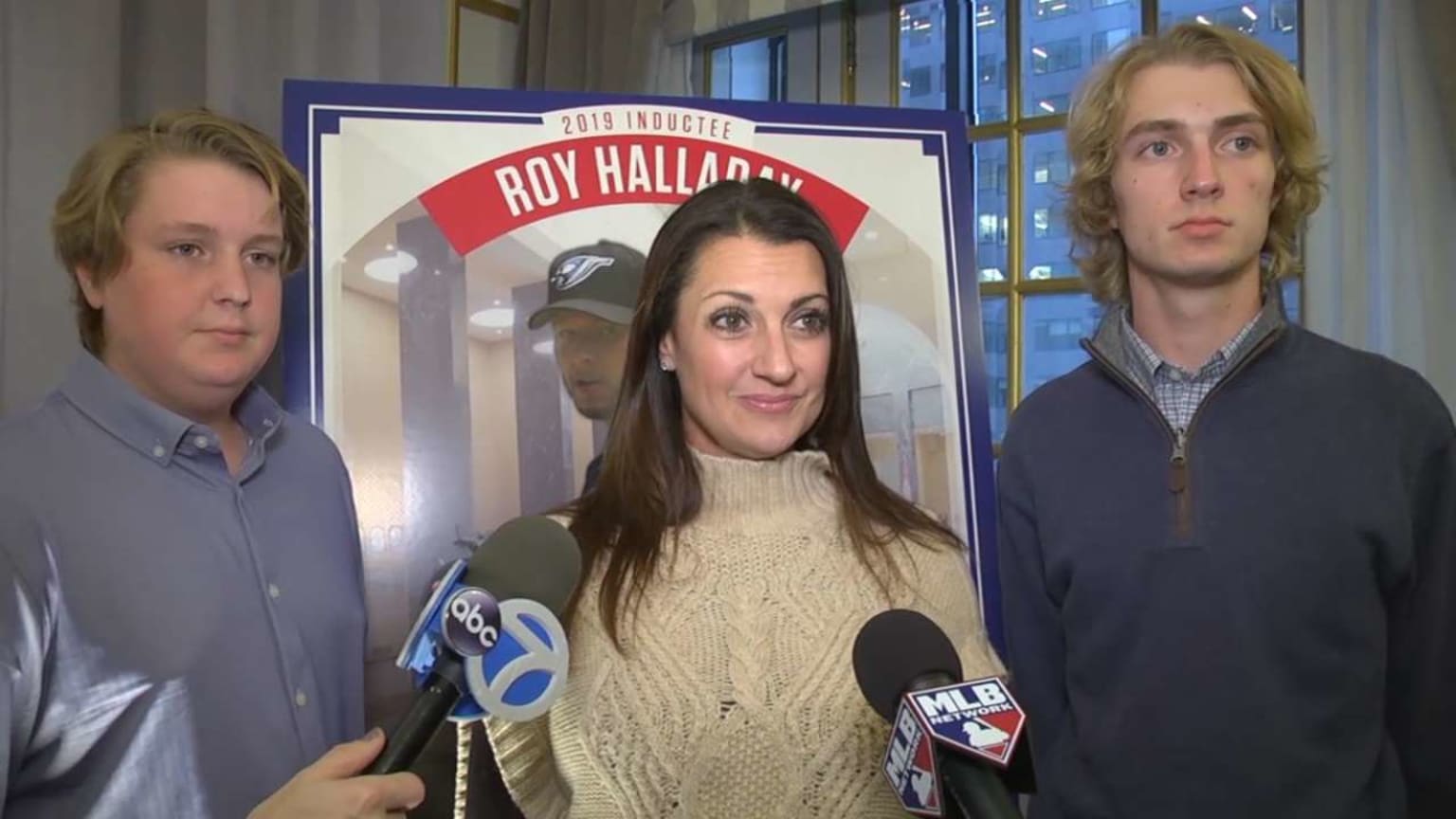 Brandy Halladay on Roy's HOF hat not having a logo | 01/24/2019 ...