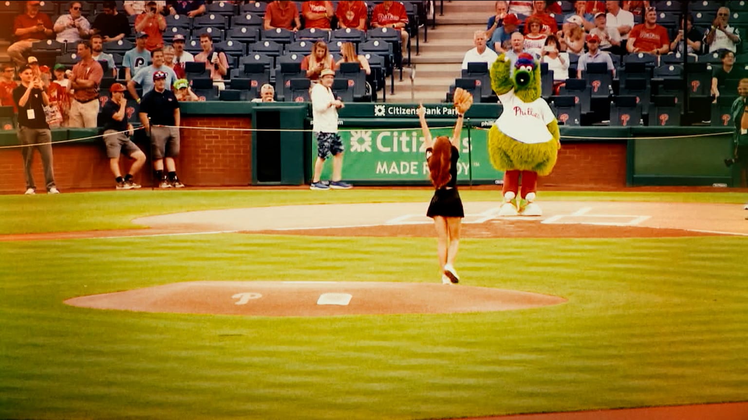 Off Base: LG throws first pitch at Citizens Bank Park | 08/08/2022 ...