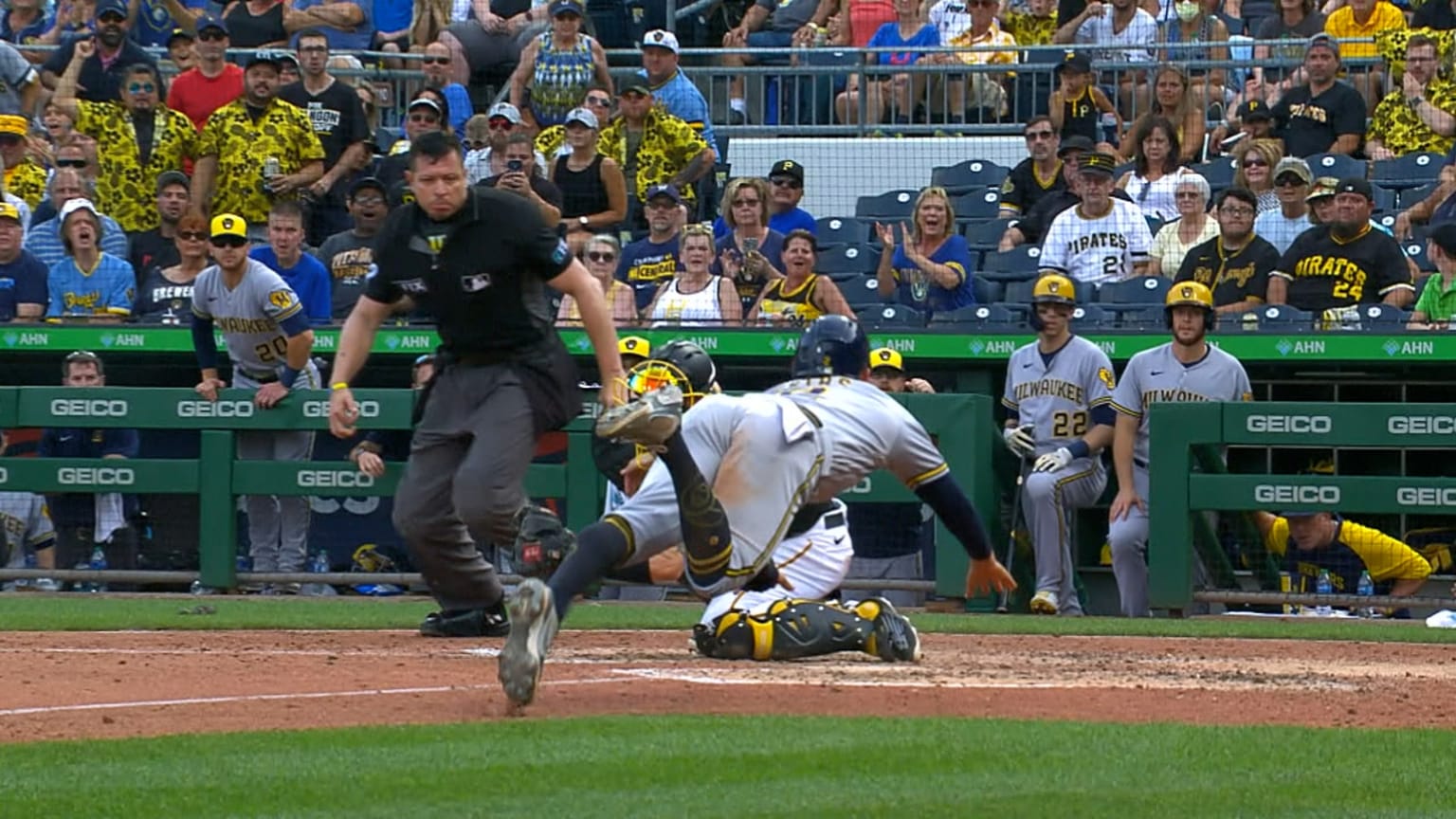 Jace Peterson narrows the Pirates lead to three runs | 07/02/2022 | MLB.com