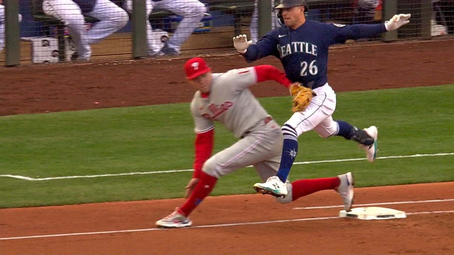 Adam Frazier scores a run on a single to second base | 05/10/2022 ...