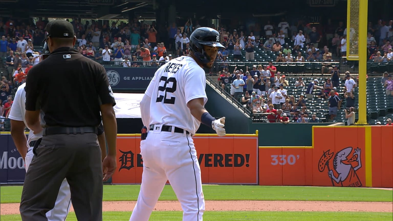 Reyes laces his third triple of the year for an RBI | 08/05/2021 | MLB.com